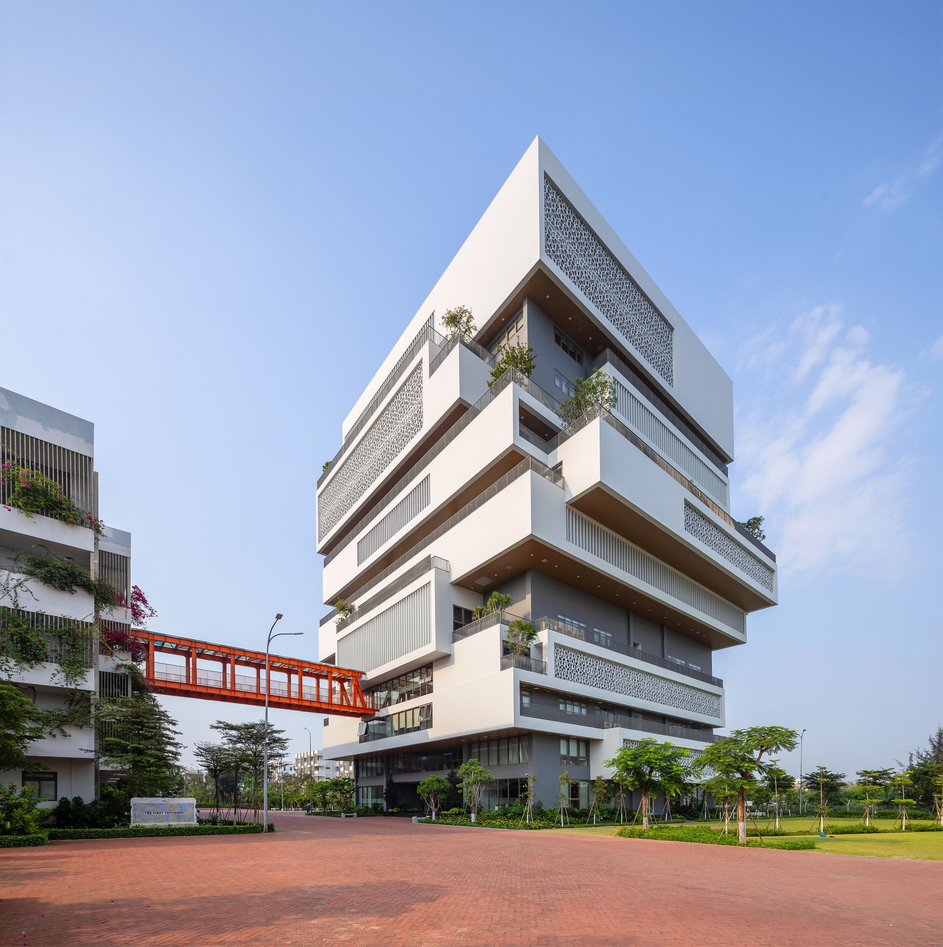 Alpha Building Headquarters – FPT University Da Nang by Huni ...