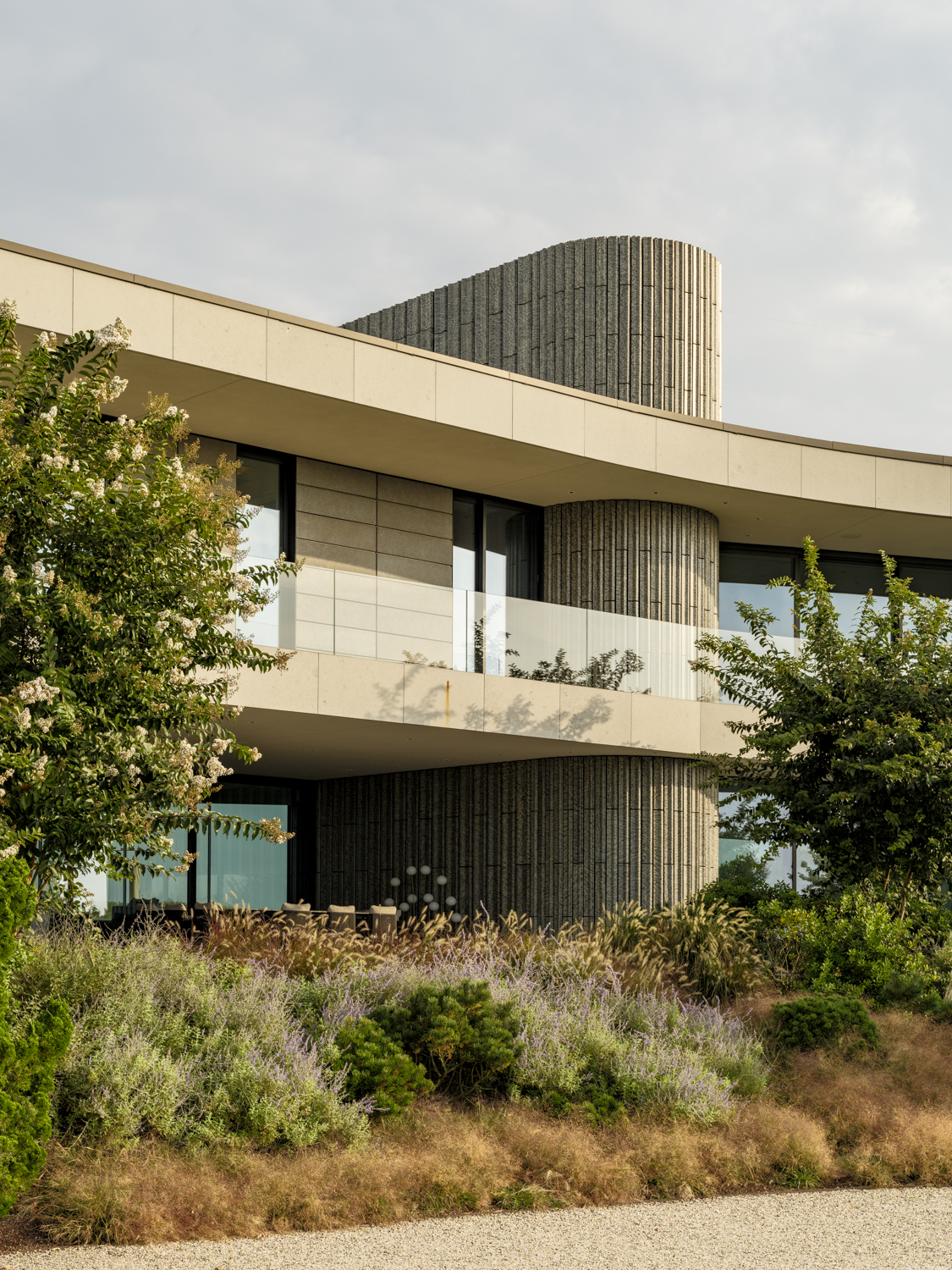 Meadow Lane Residence by LaGuardia Design Group Landscape Architects ...