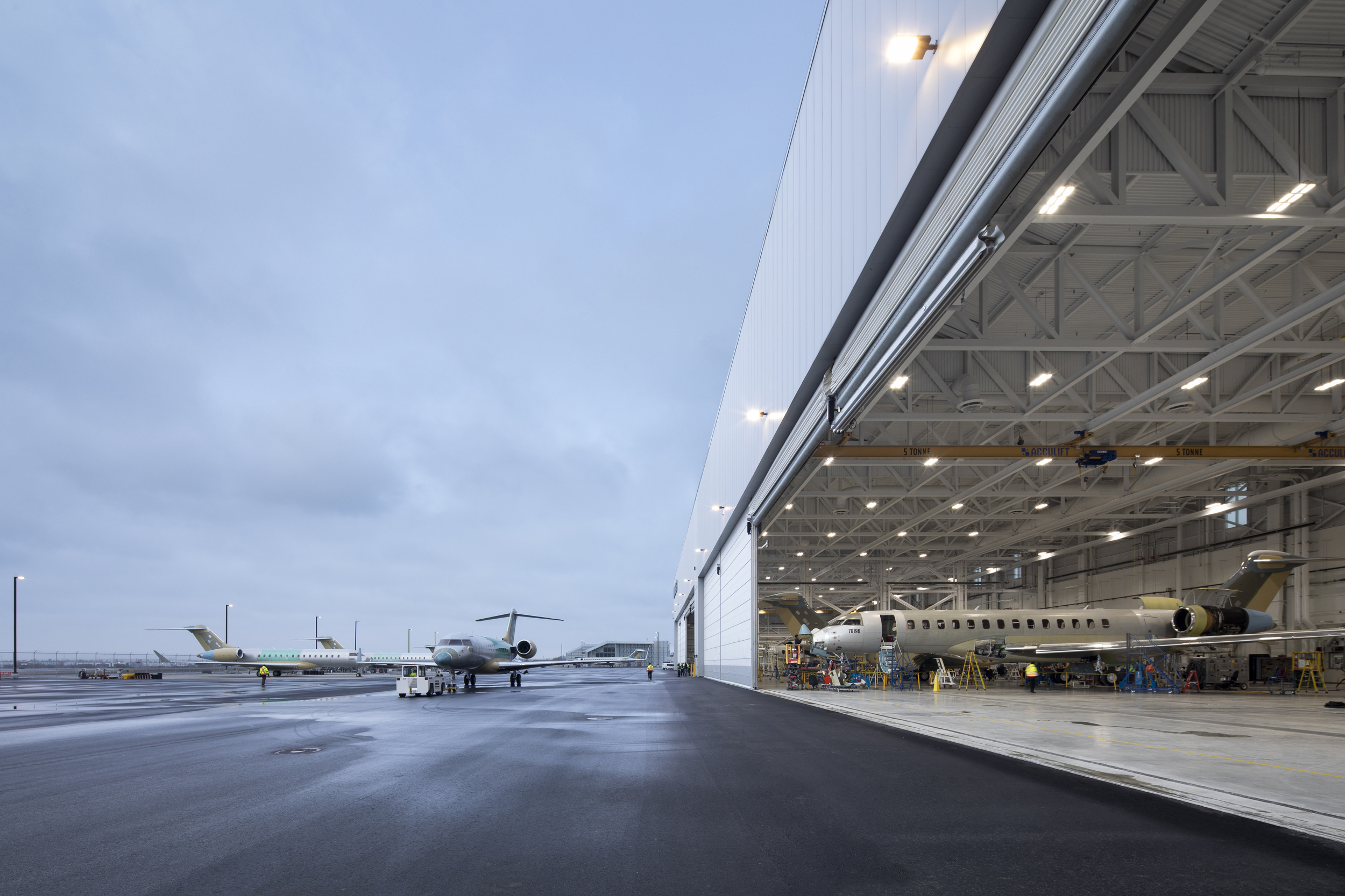 Bombardier Aircraft Assembly Centre by NEUF architect(e)s - Architizer