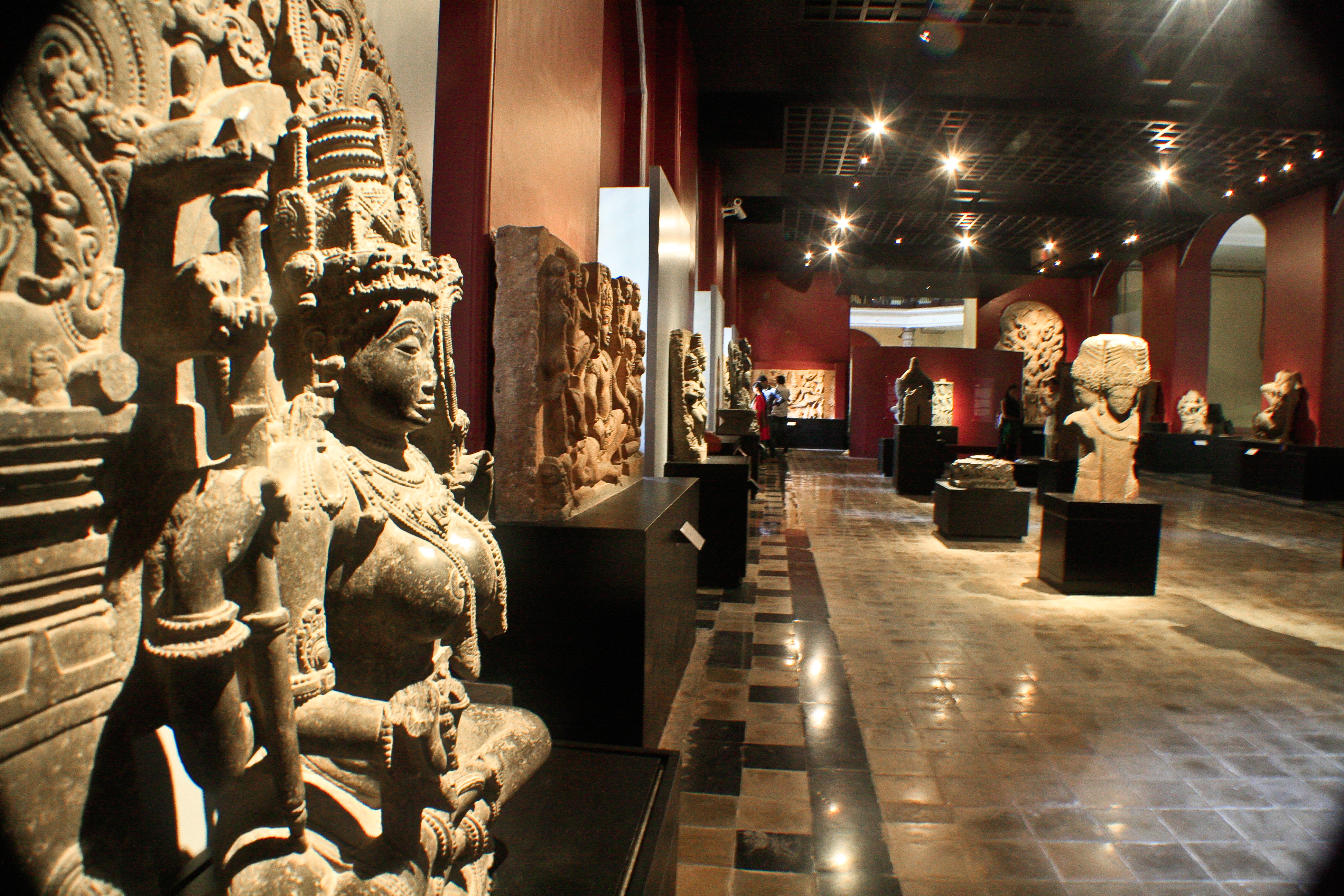 CHHATRAPATI SHIVAJI MAHARAJ VASTU SANGHRALAYA by Abha Narain Lambah ...