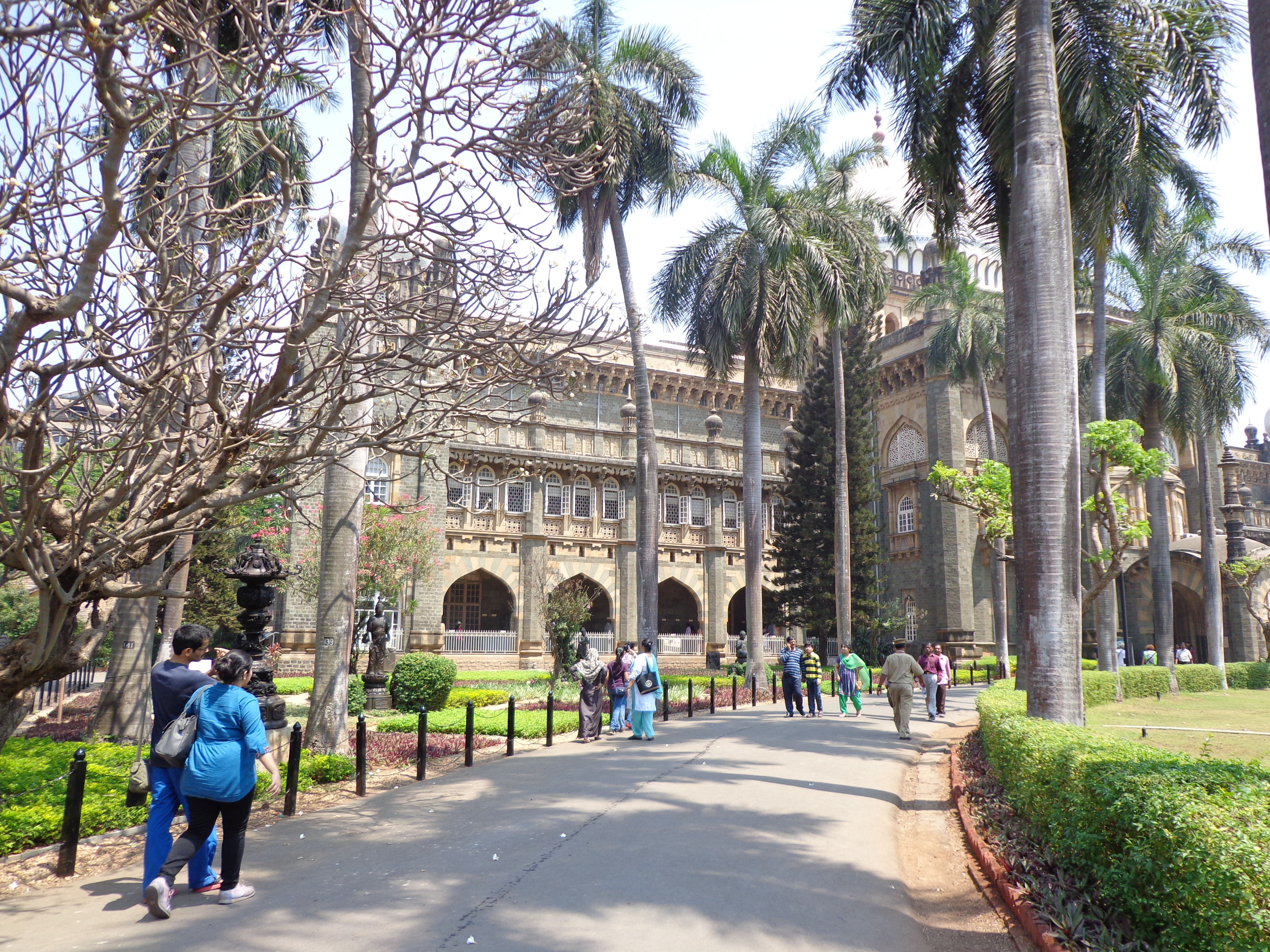CHHATRAPATI SHIVAJI MAHARAJ VASTU SANGHRALAYA by Abha Narain Lambah ...