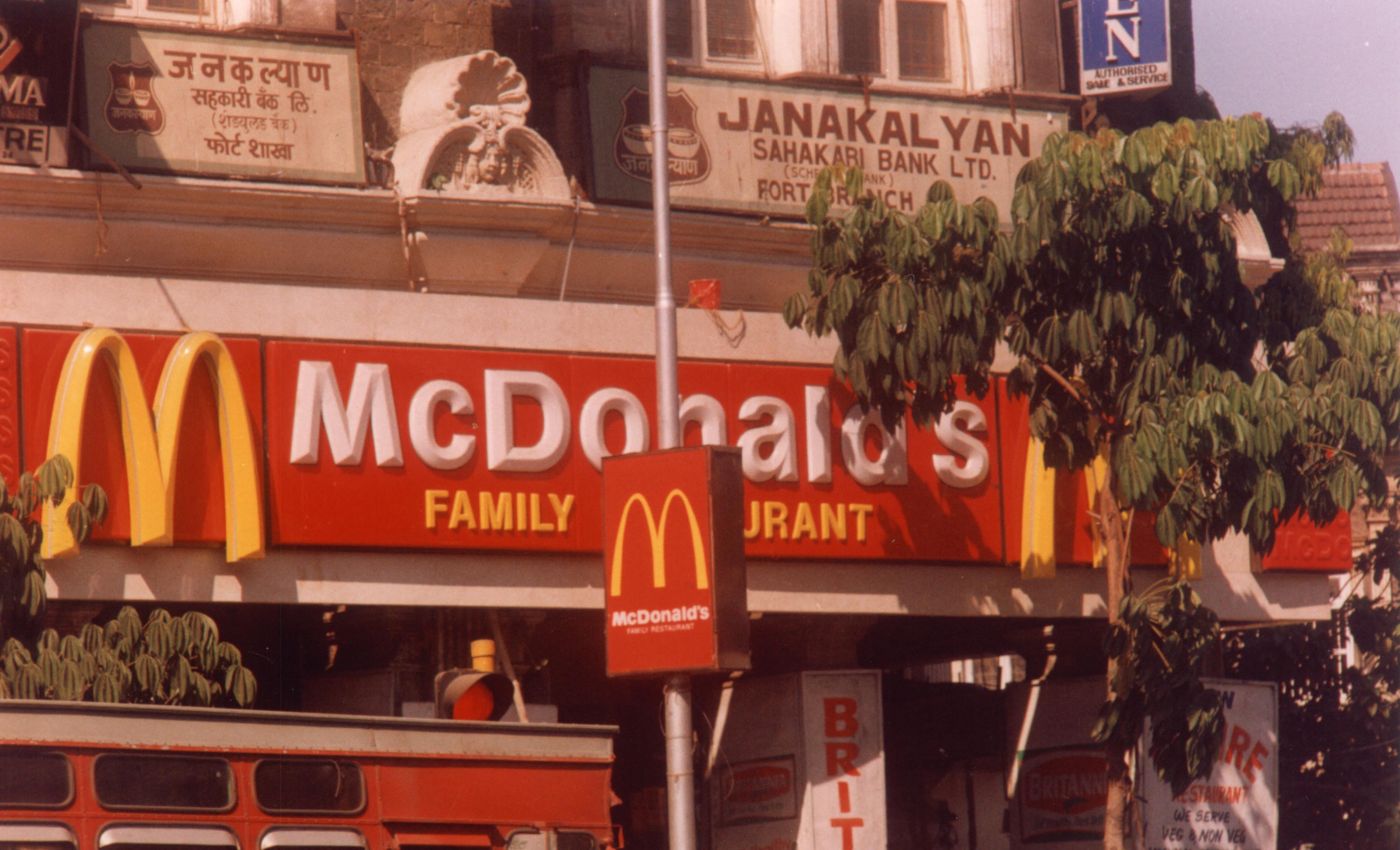 URBAN SIGNAGE CONTROL & STREETSCAPE, DN ROAD by Abha Narain Lambah ...