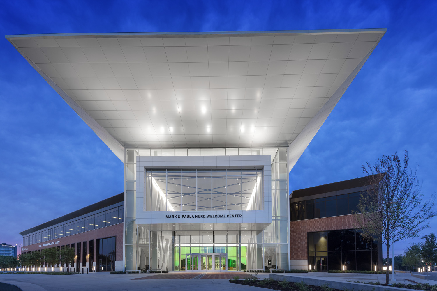 The Mark & Paula Hurd Welcome Center at Baylor University by Walter P ...