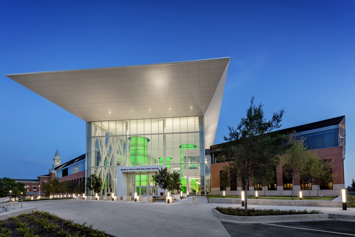 The Mark & Paula Hurd Welcome Center at Baylor University by Walter P ...