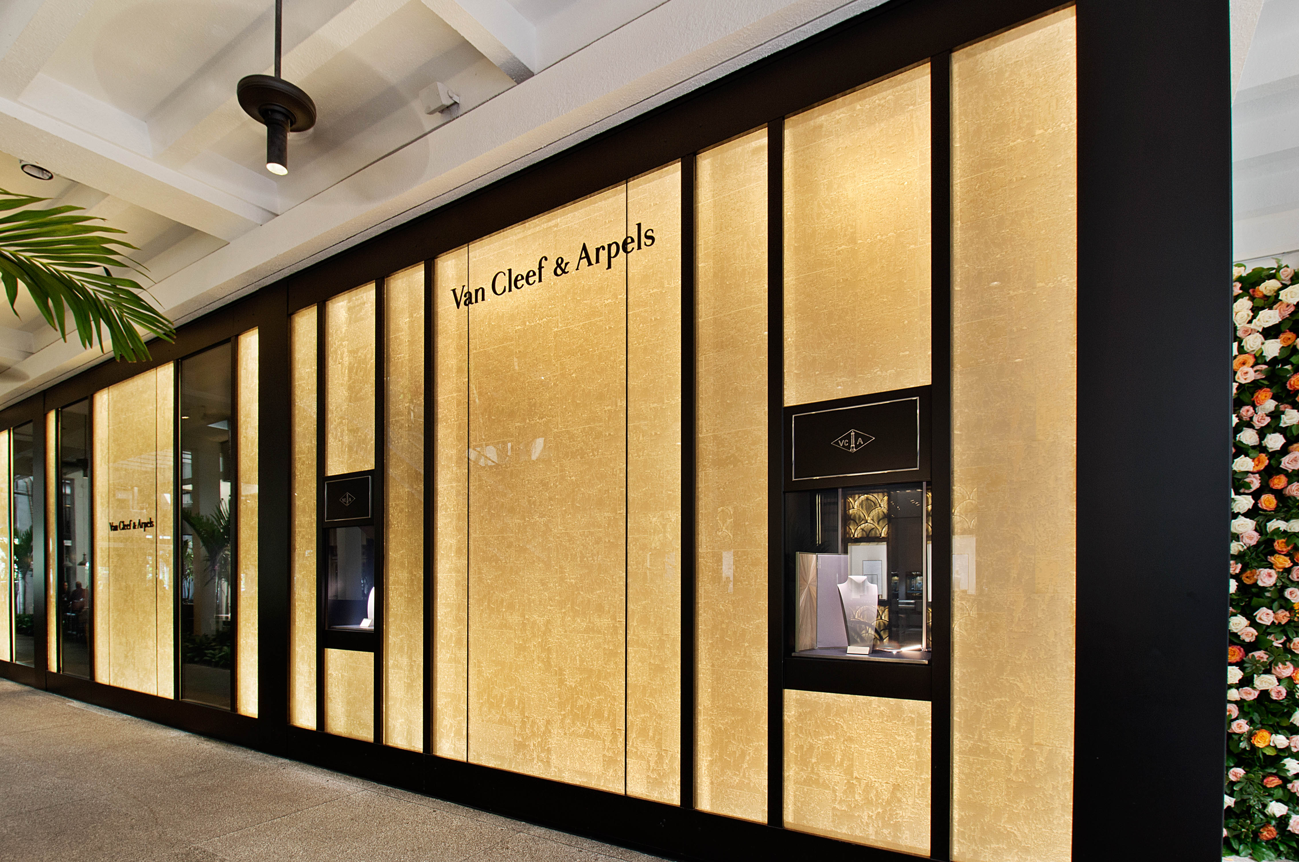 Pulp Studio Expands Luxury Portfolio with Glass Façade for Van Cleef ...