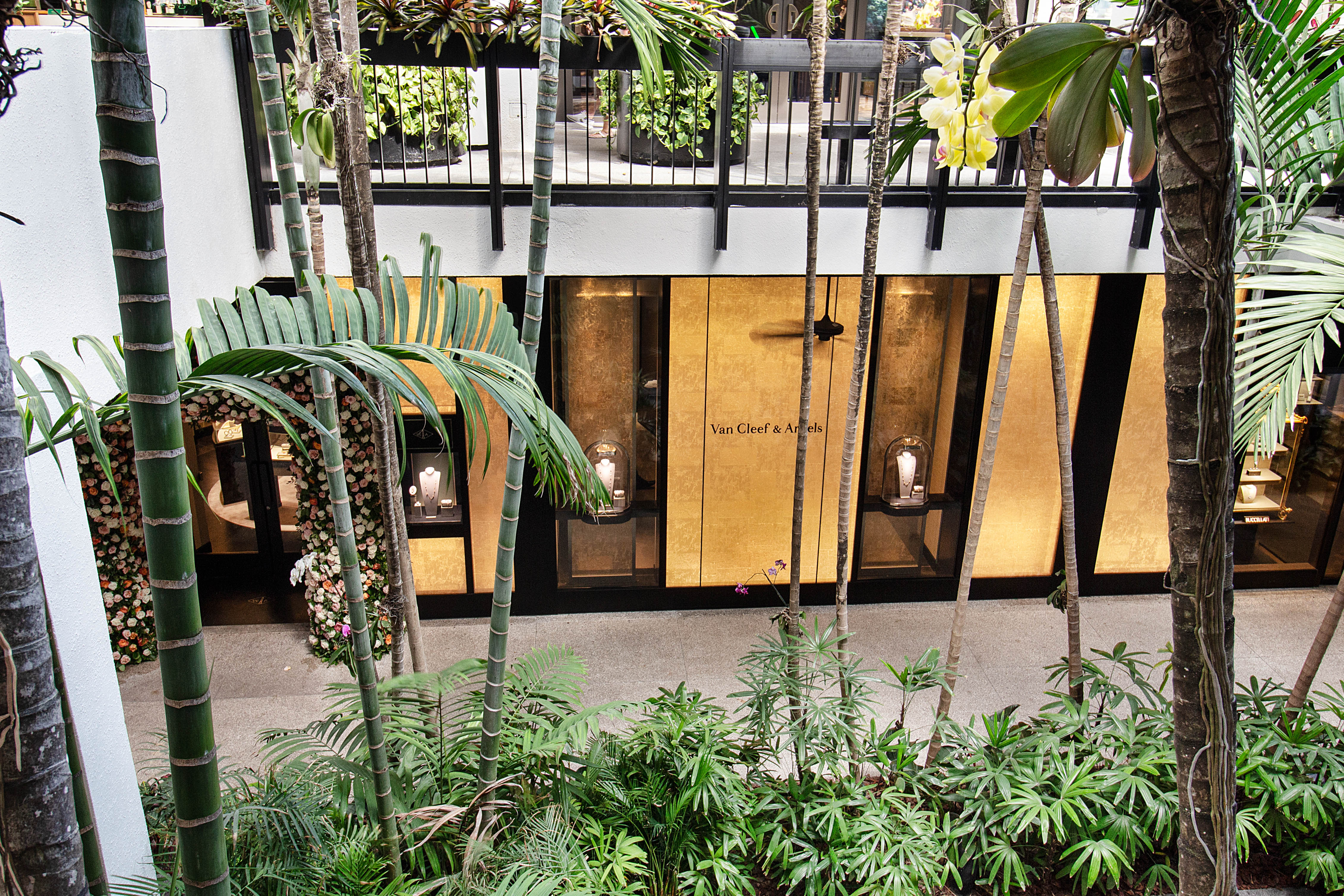 Pulp Studio Expands Luxury Portfolio with Glass Façade for Van Cleef ...