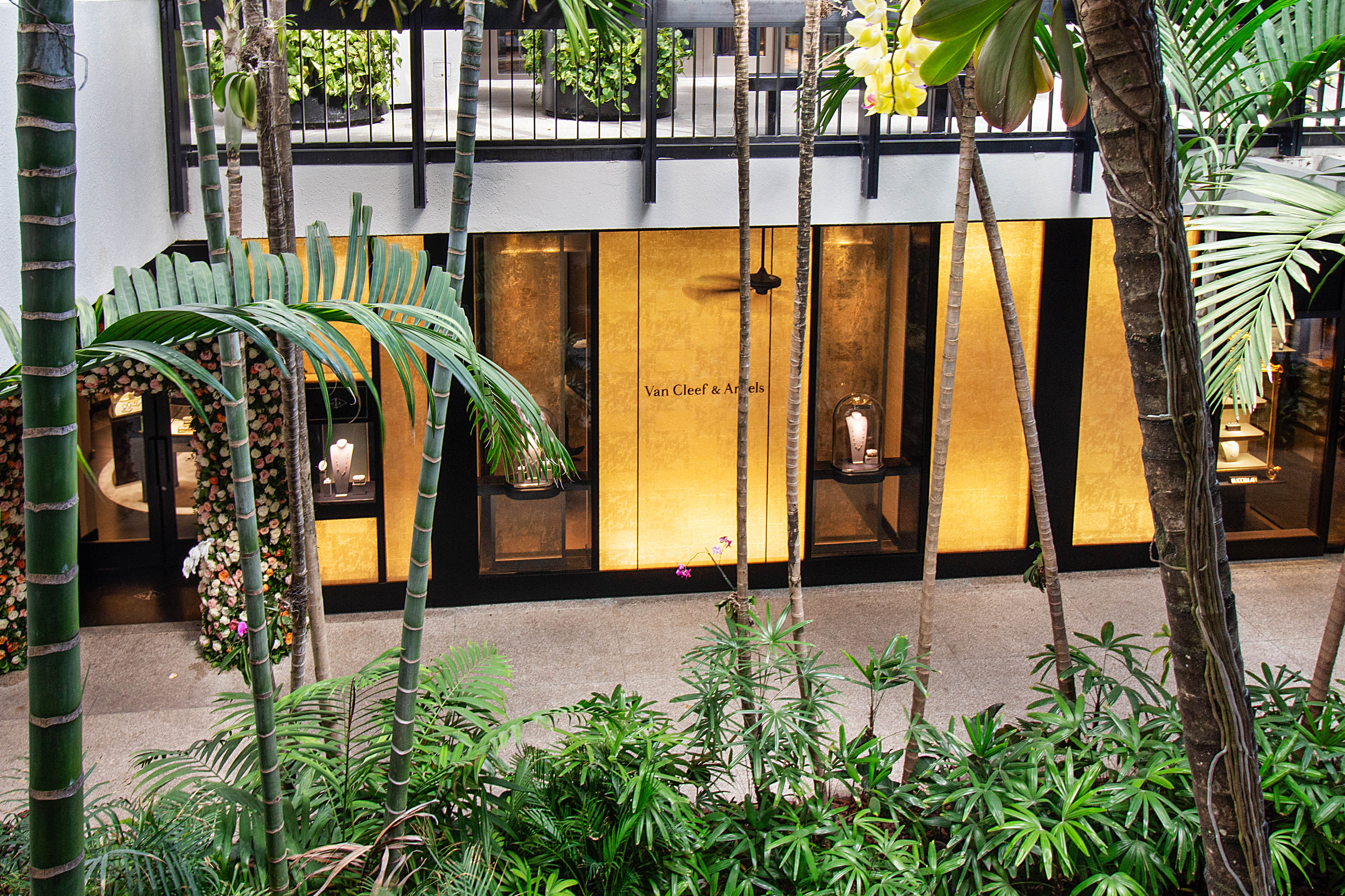 Pulp Studio Expands Luxury Portfolio with Glass Façade for Van Cleef ...