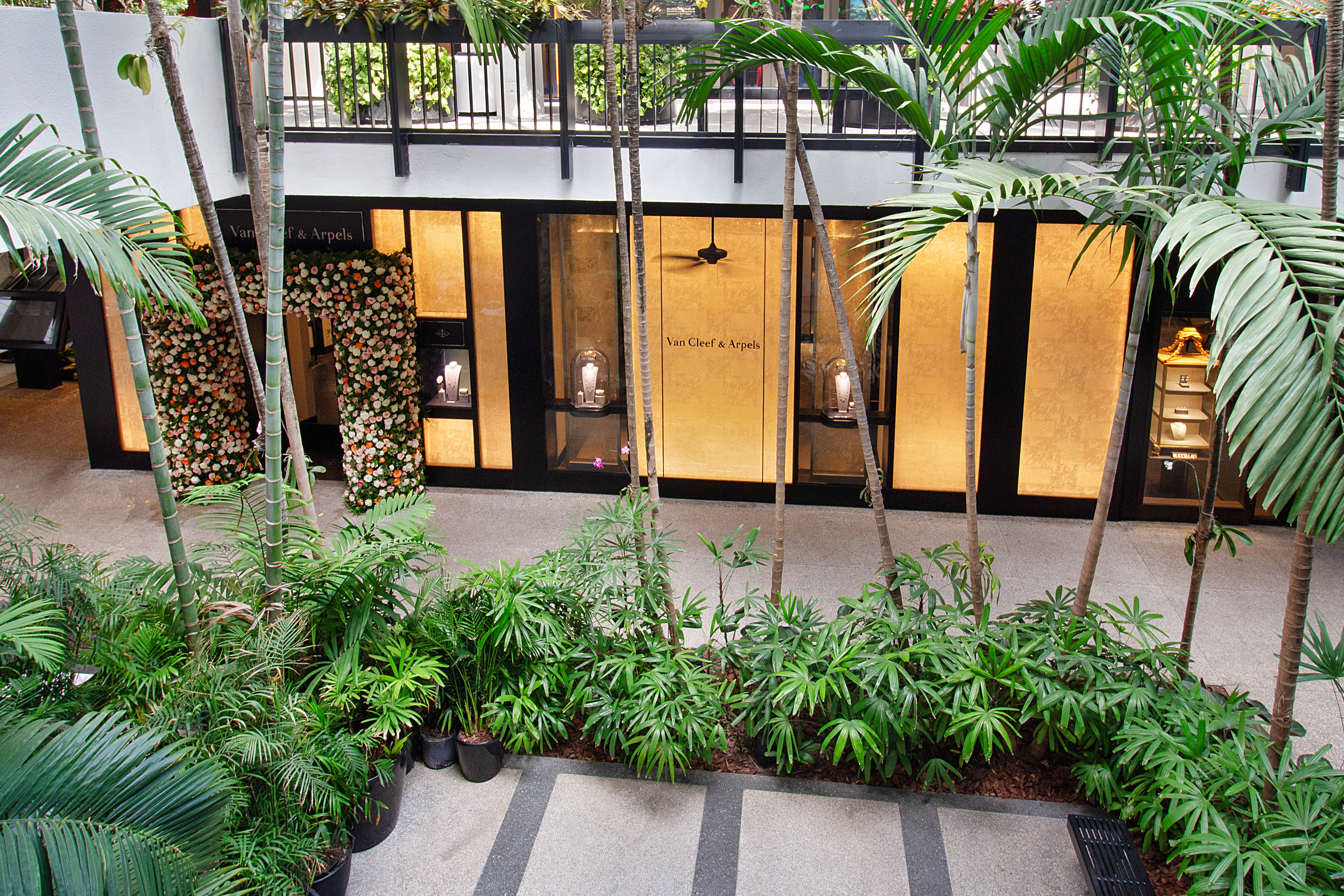 Pulp Studio Expands Luxury Portfolio with Glass Façade for Van Cleef ...