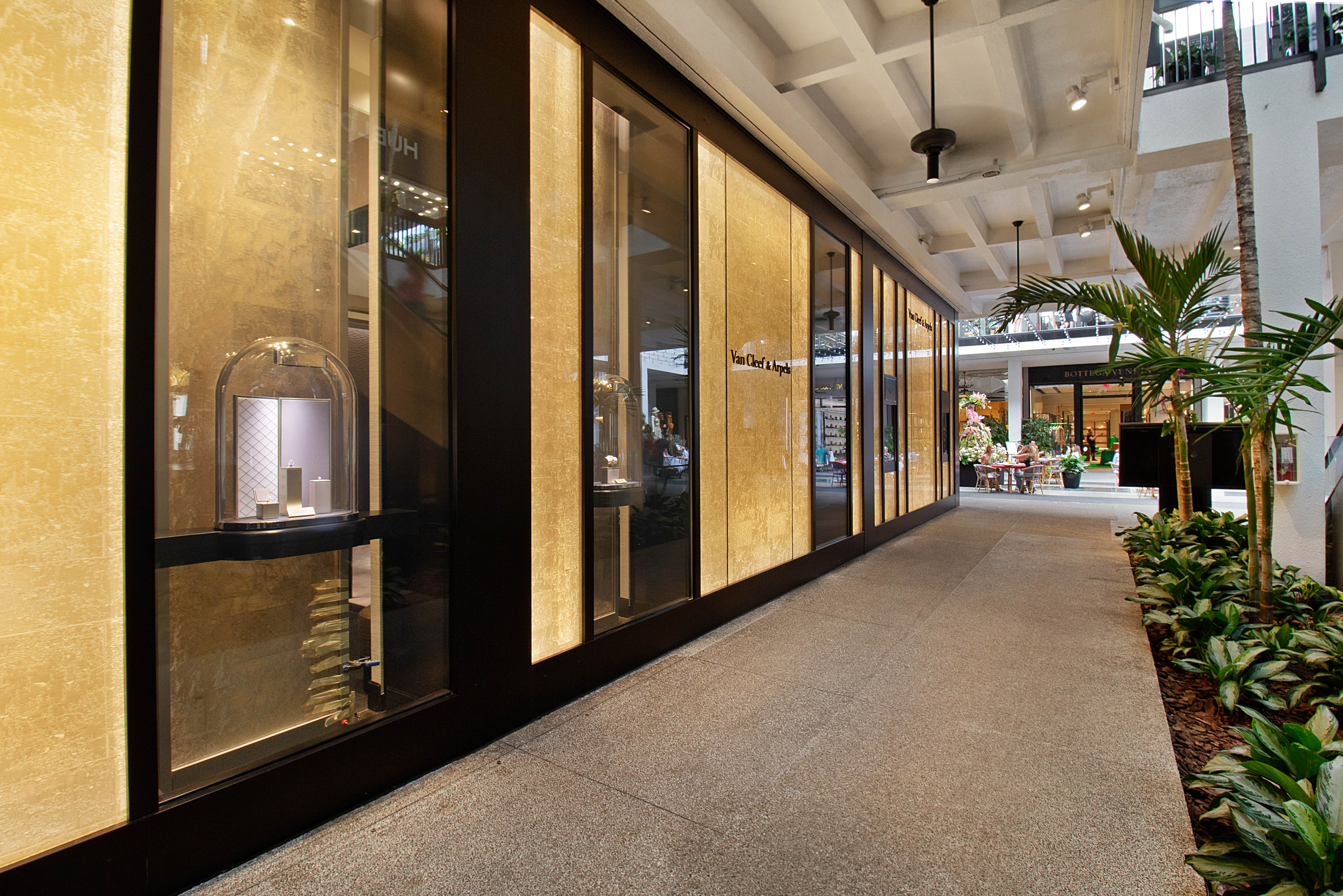 Pulp Studio Expands Luxury Portfolio with Glass Façade for Van Cleef ...