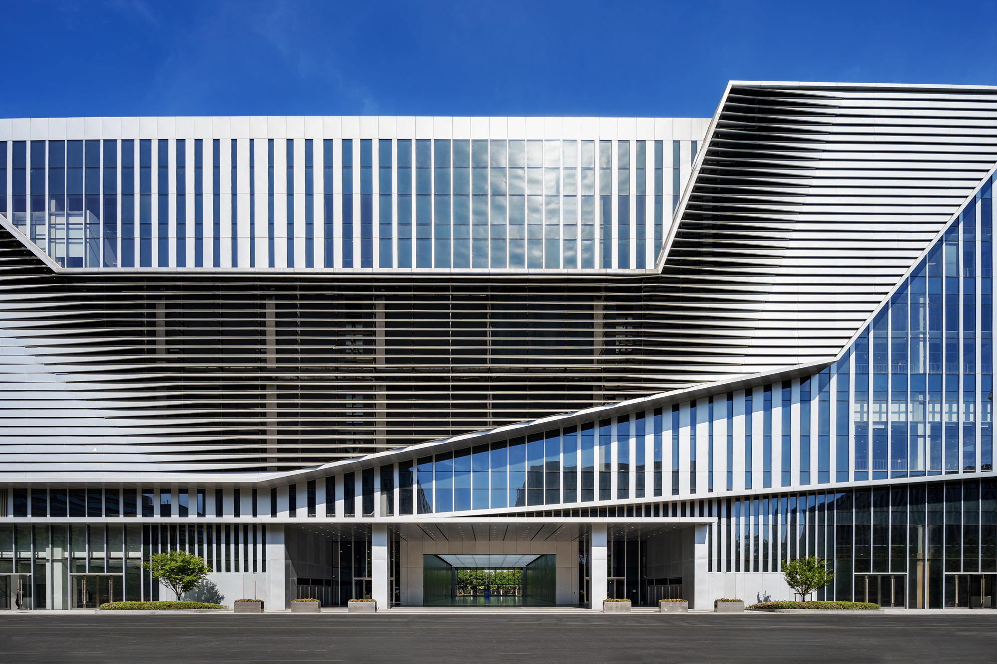 Shanghai Hongqiao Import Commodity Exhibition and Trade Center by Aedas ...