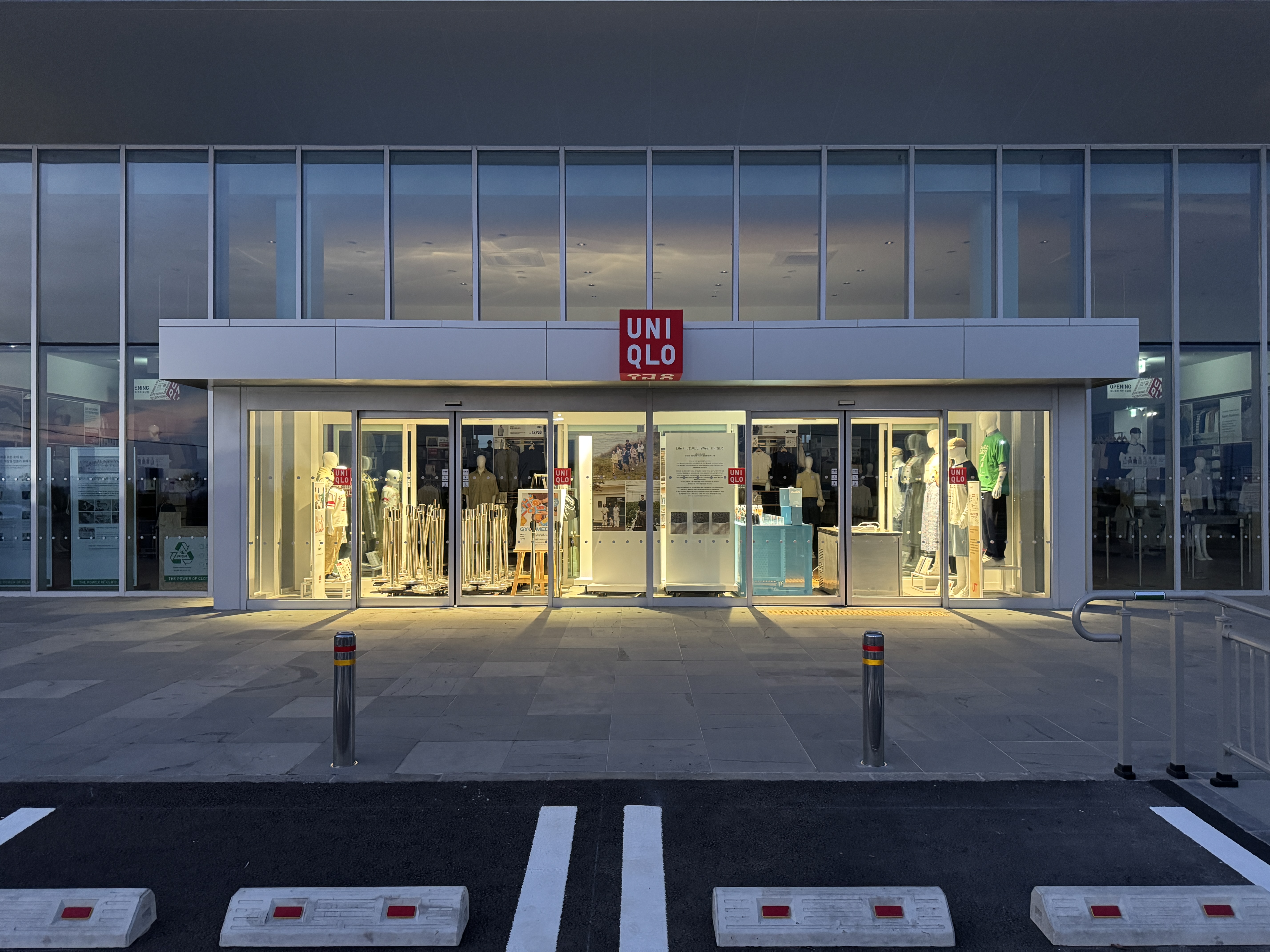UNIQLO Jeju Donam store by AI Architects - Architizer