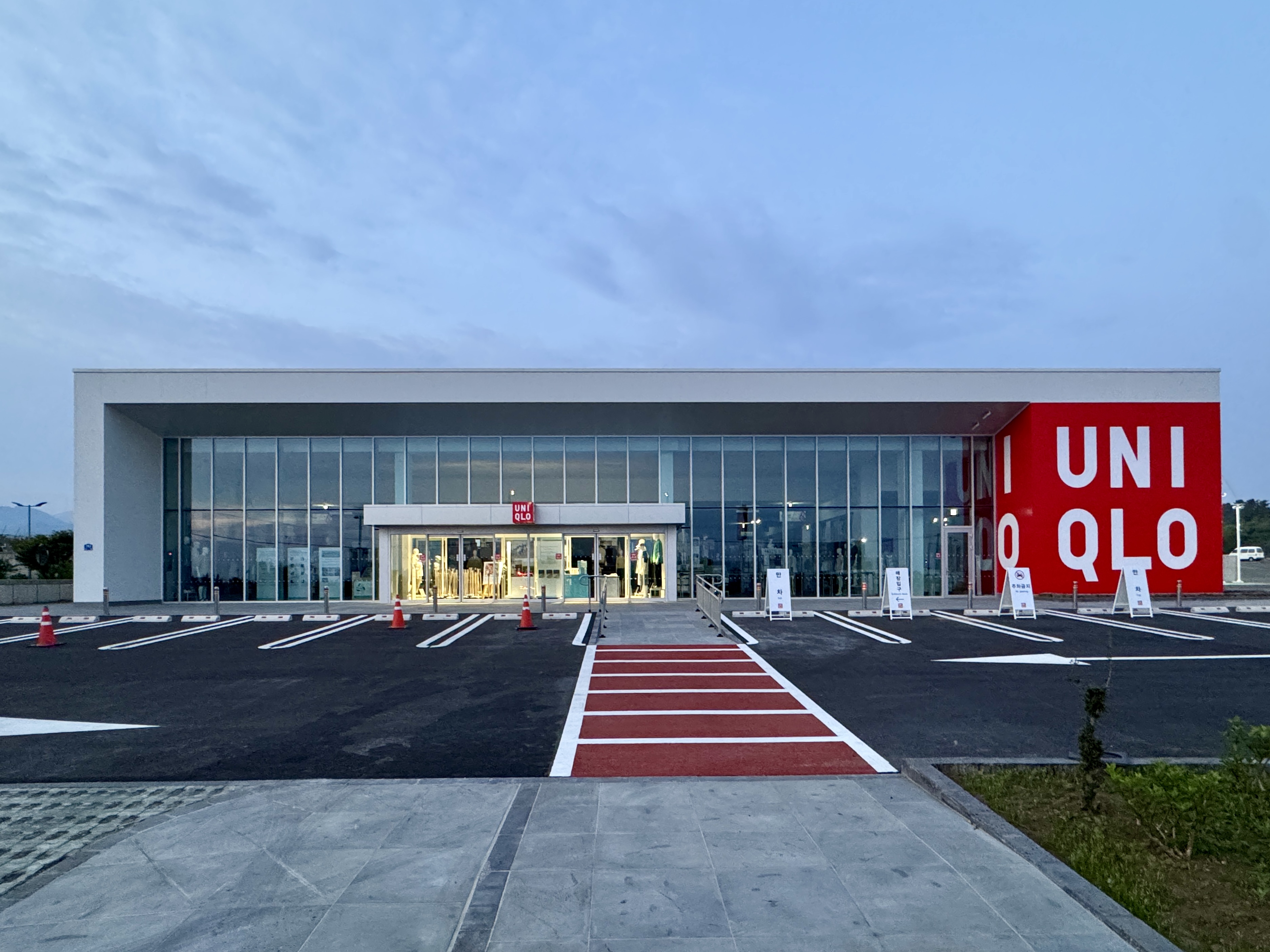 UNIQLO Jeju Donam store by AI Architects - Architizer