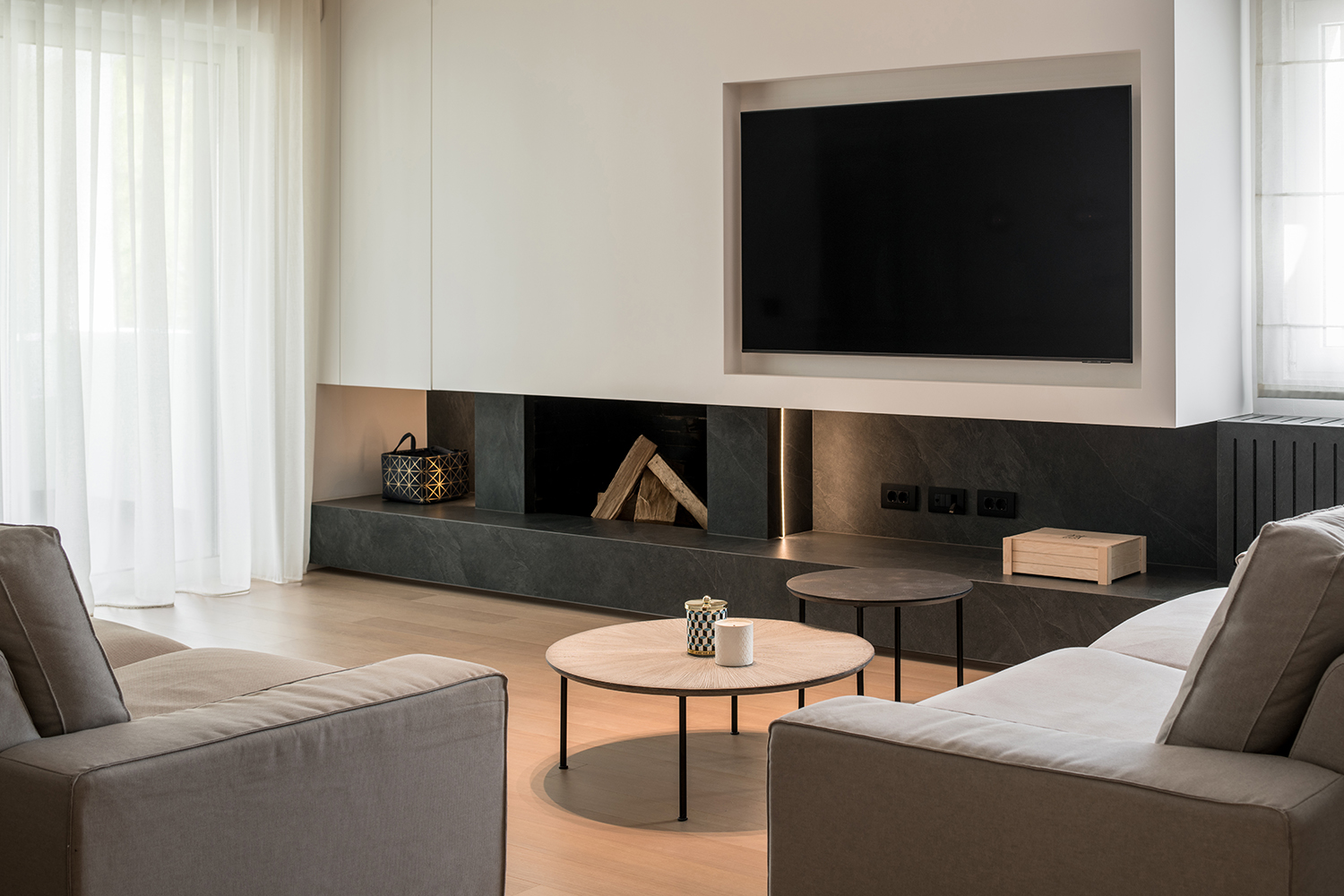 Linearity in the Design of an Apartment in Kifisia by iy SYNAPSIS ...