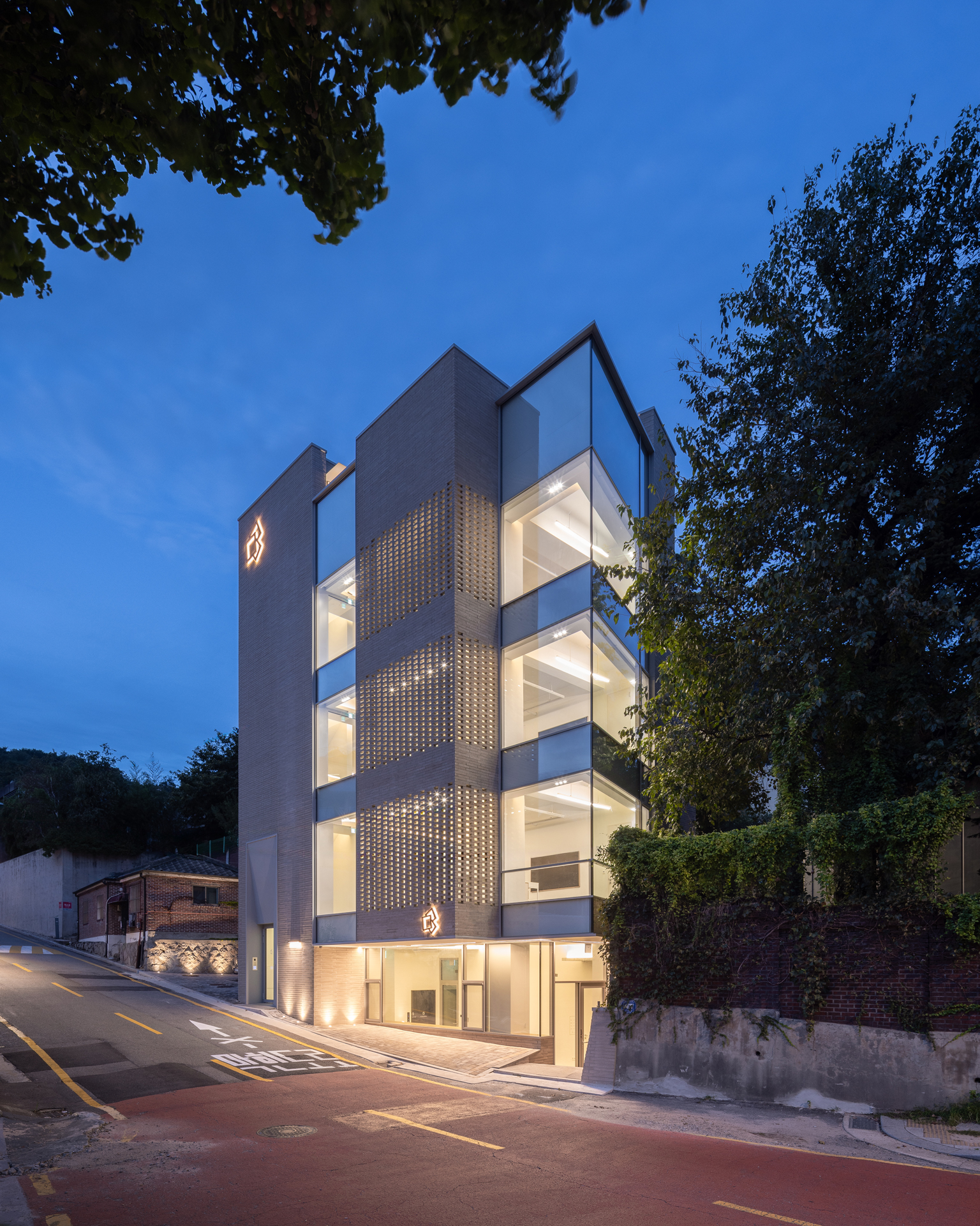 Cheongdong-dong office building 'K works' by UTAA - Architizer