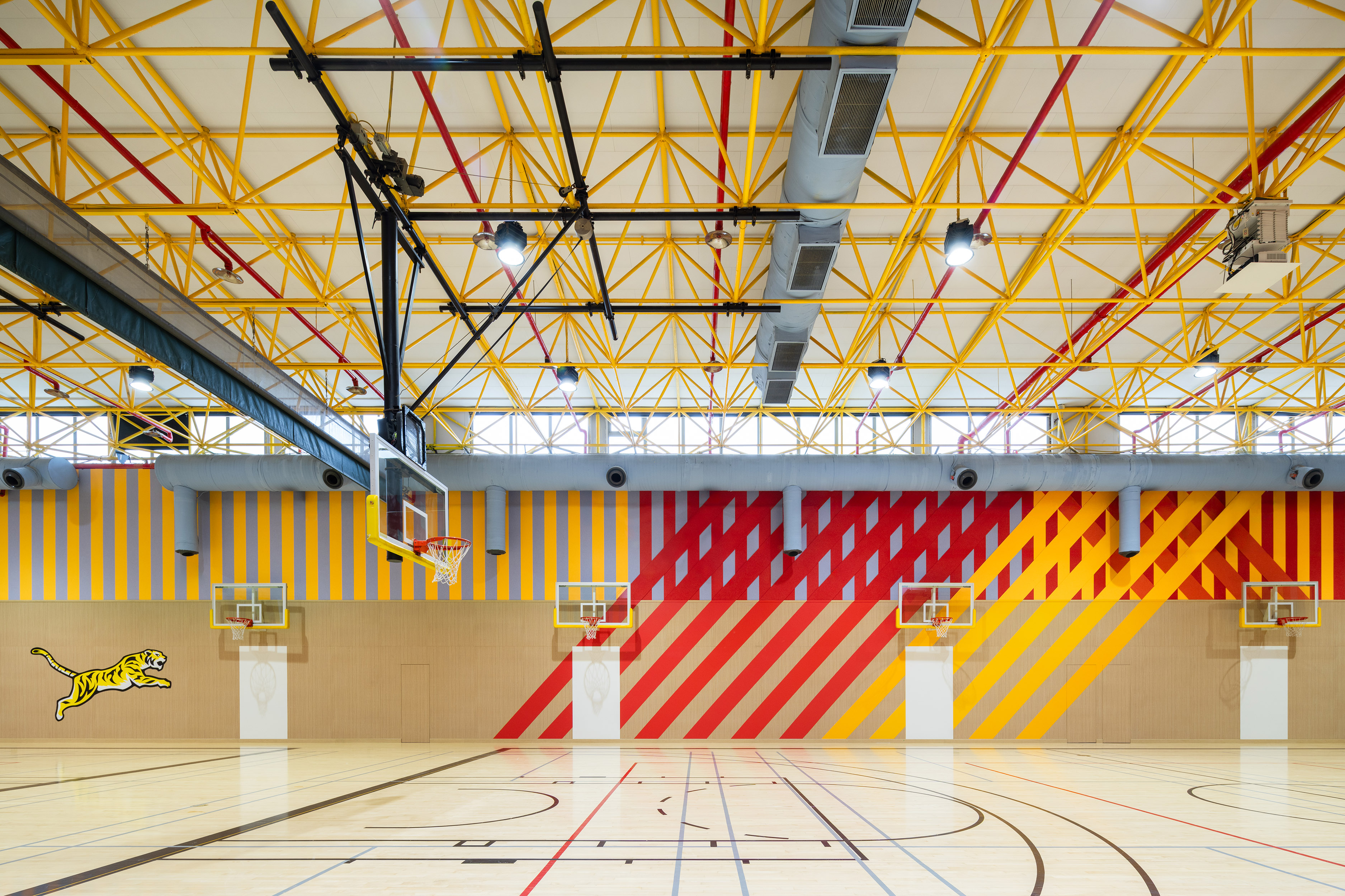 High School Gym at The Western Academy of Beijing by studio vapore ...