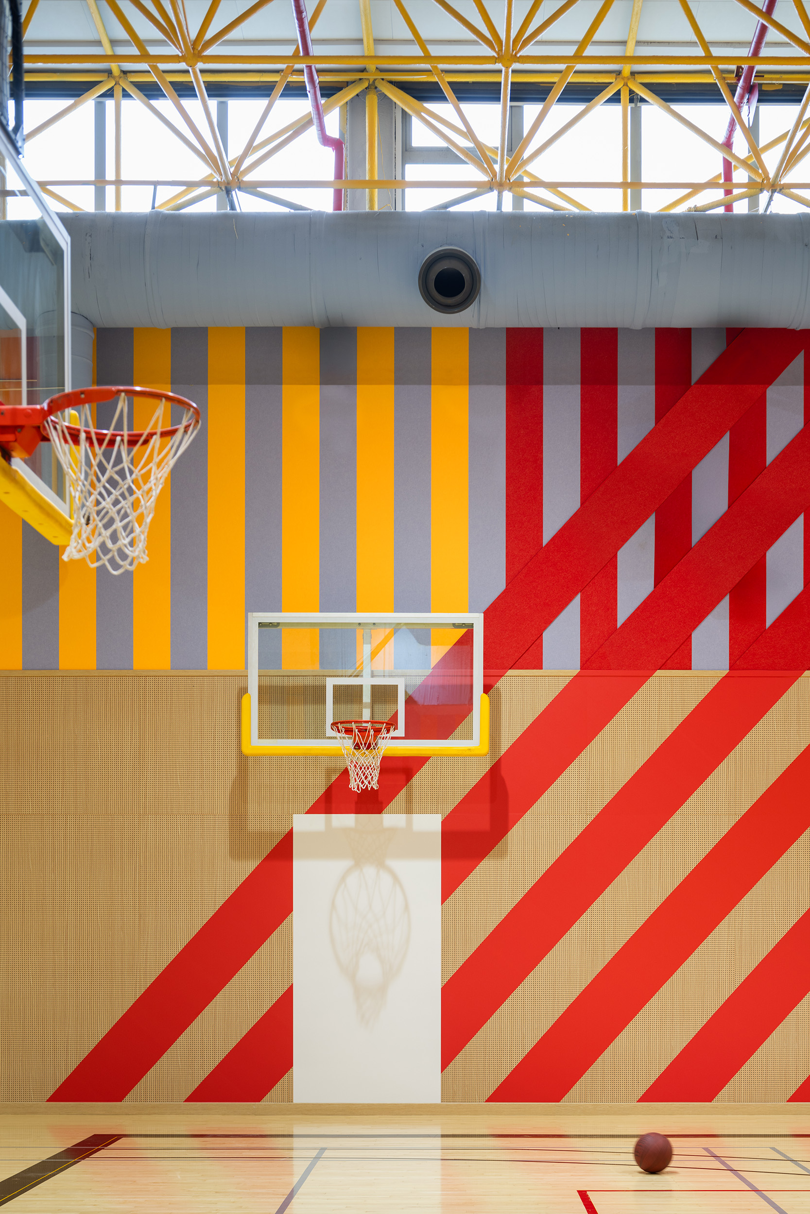 High School Gym at The Western Academy of Beijing by studio vapore ...
