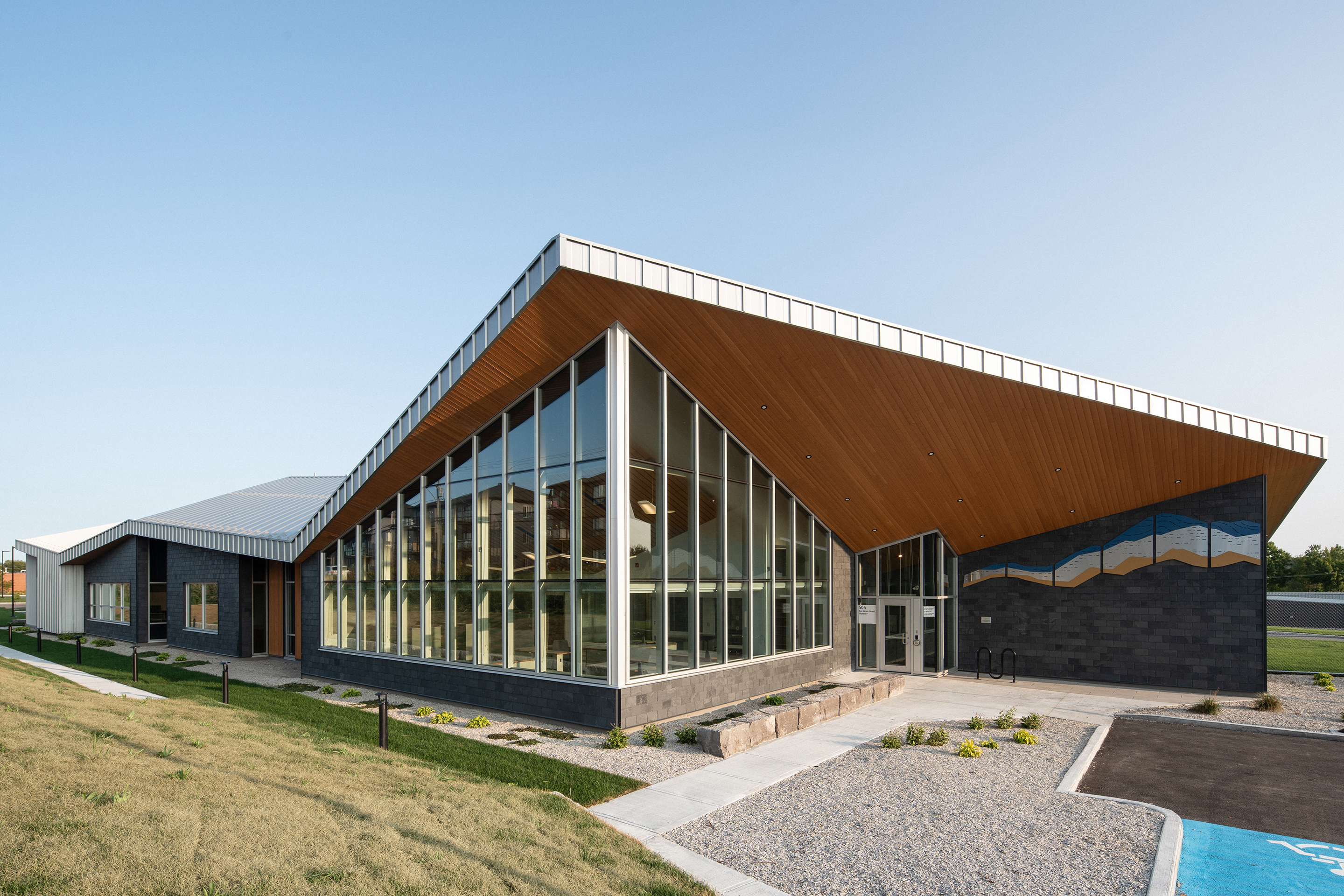 Sûreté du Québec Police Station, Waterloo by Cimaise Architecture ...