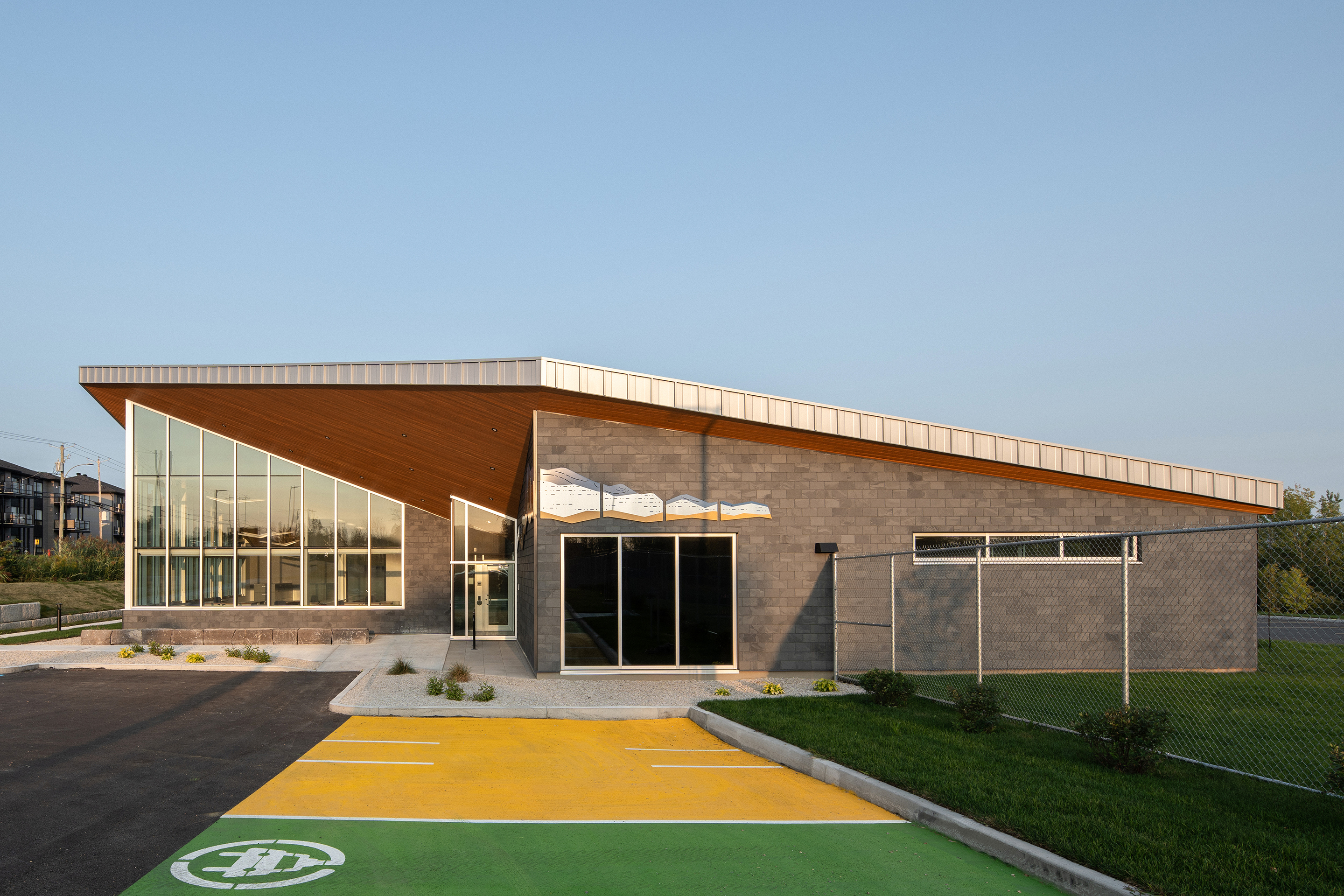 Sûreté du Québec Police Station, Waterloo by Cimaise Architecture ...