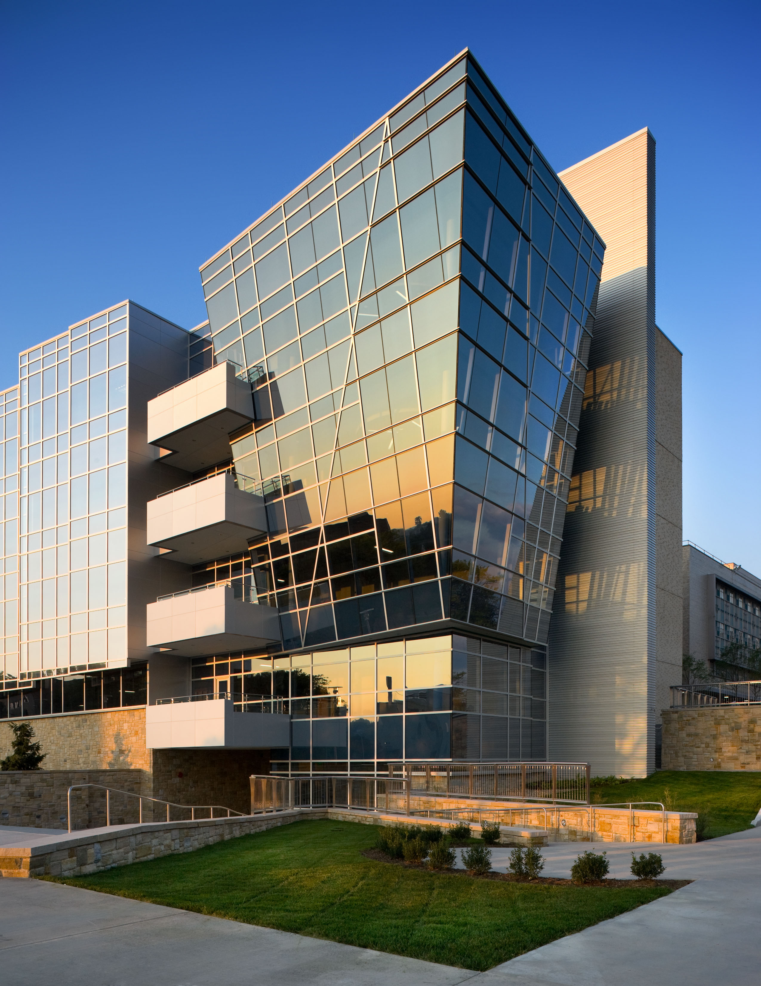 Erma Byrd Biomedical Research Center - Architizer