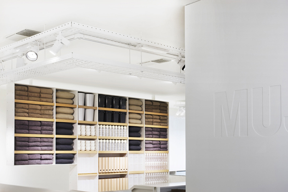 muji shop in milano by aliverti samsa architetti, roberto murgia ...