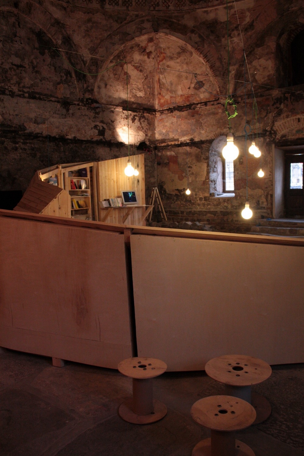 |CON|Temporary Library by studio 8 ½ - Architizer