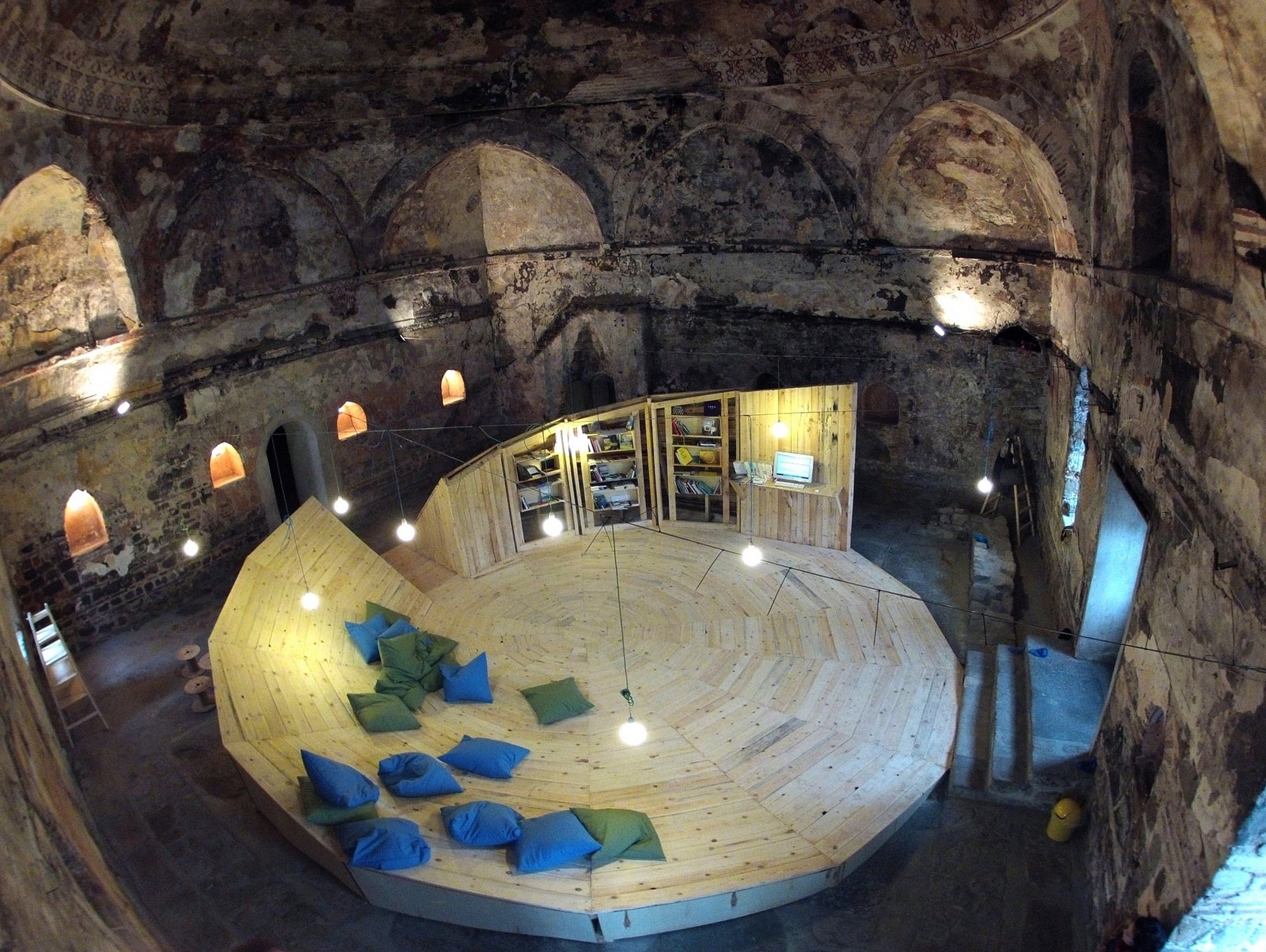 |CON|Temporary Library - Architizer