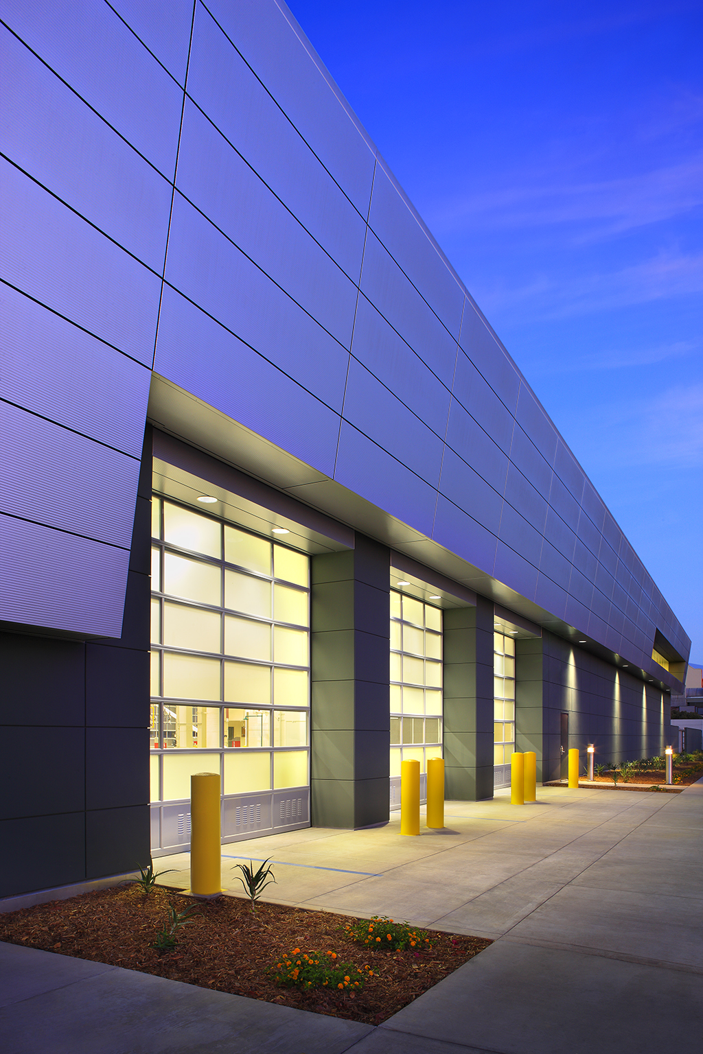 Big Blue Bus Maintenance Facility by HOK - Architizer