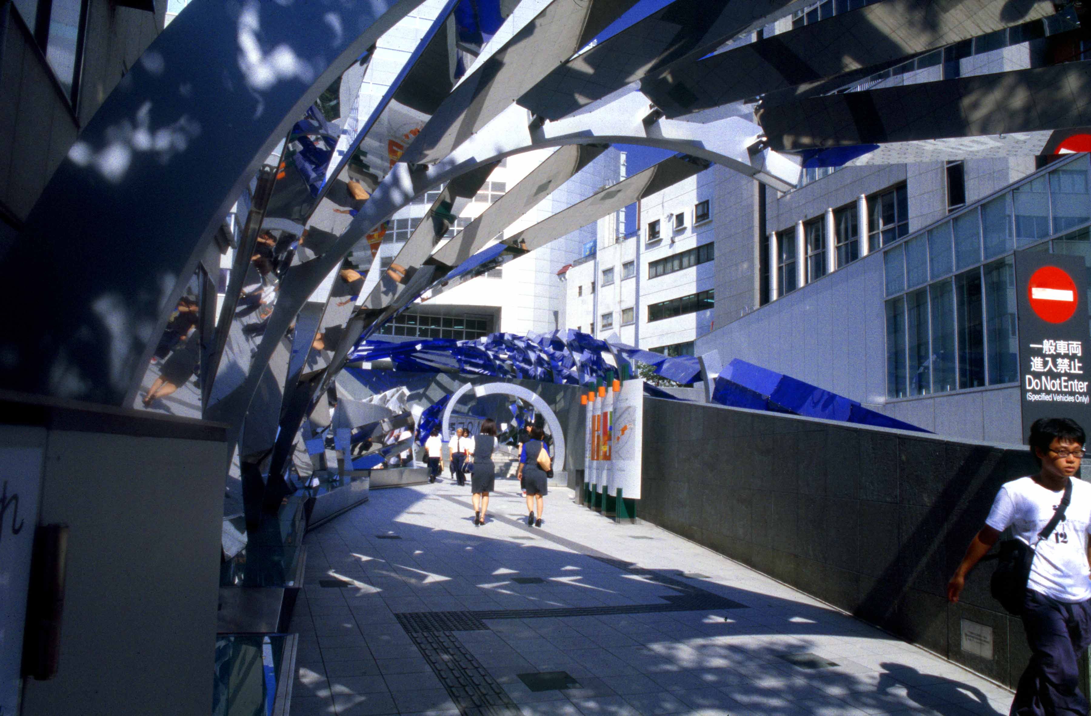 SCREENS FOR WALKWAY BETWEEN BUILDINGS & BUSES & CARS - Architizer