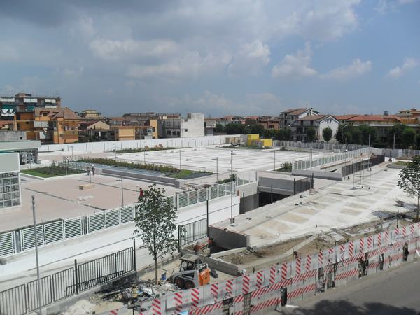 Parcheggio interrato, con piazza a verde attrezzato - Architizer