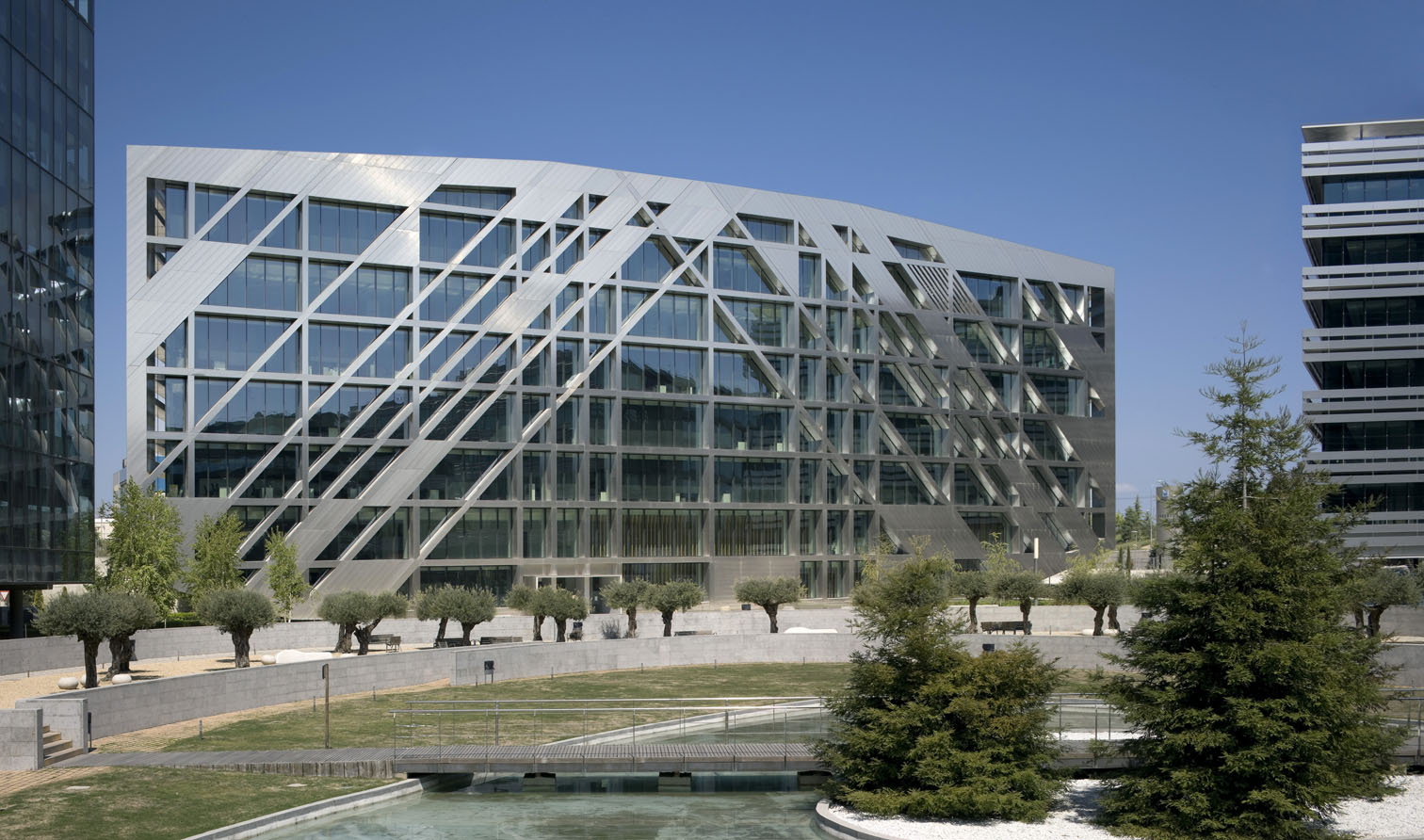 A.M.A. Headquarters by Rafael de La Hoz Arquitetos - Architizer