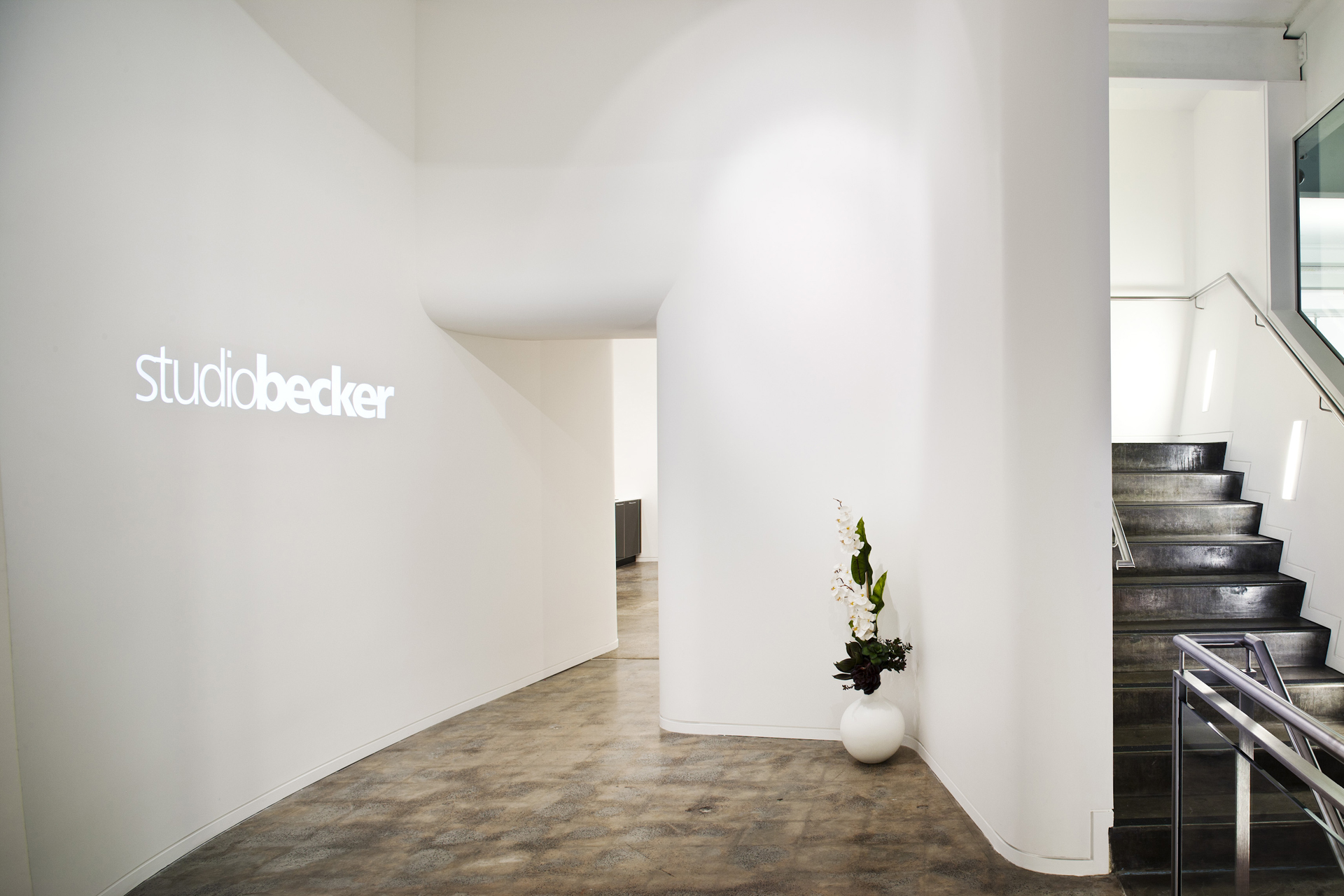 Studio Becker (By Fiona Lochtenberg) Showroom Gallery Offices by Dale ...