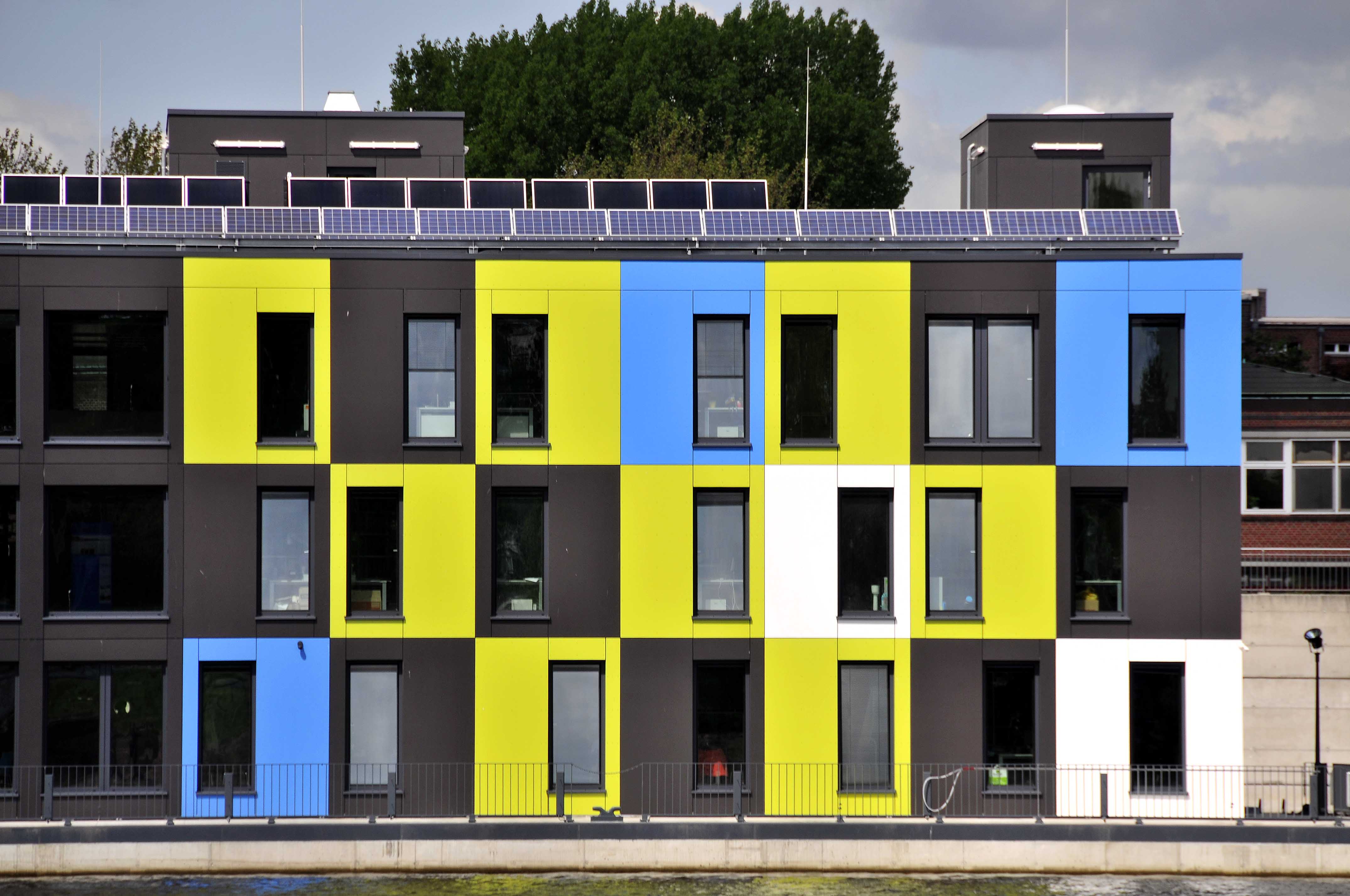 IBA DOCK - Floating exhibition and office building by Slawik ...