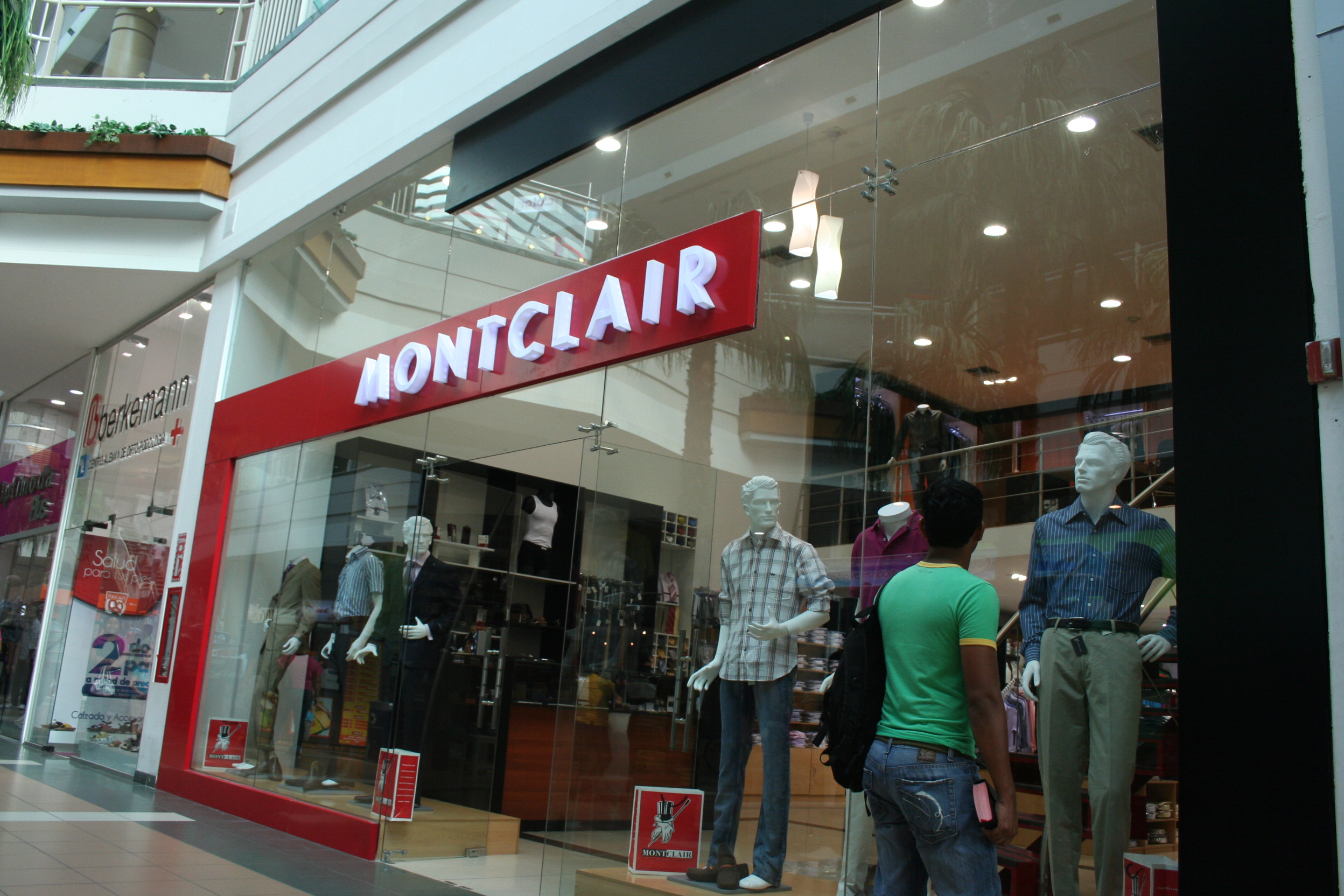 "MONTCLAIR" store. Mall del Sol. by DUNNARQ / Aleph Arquitectura ...