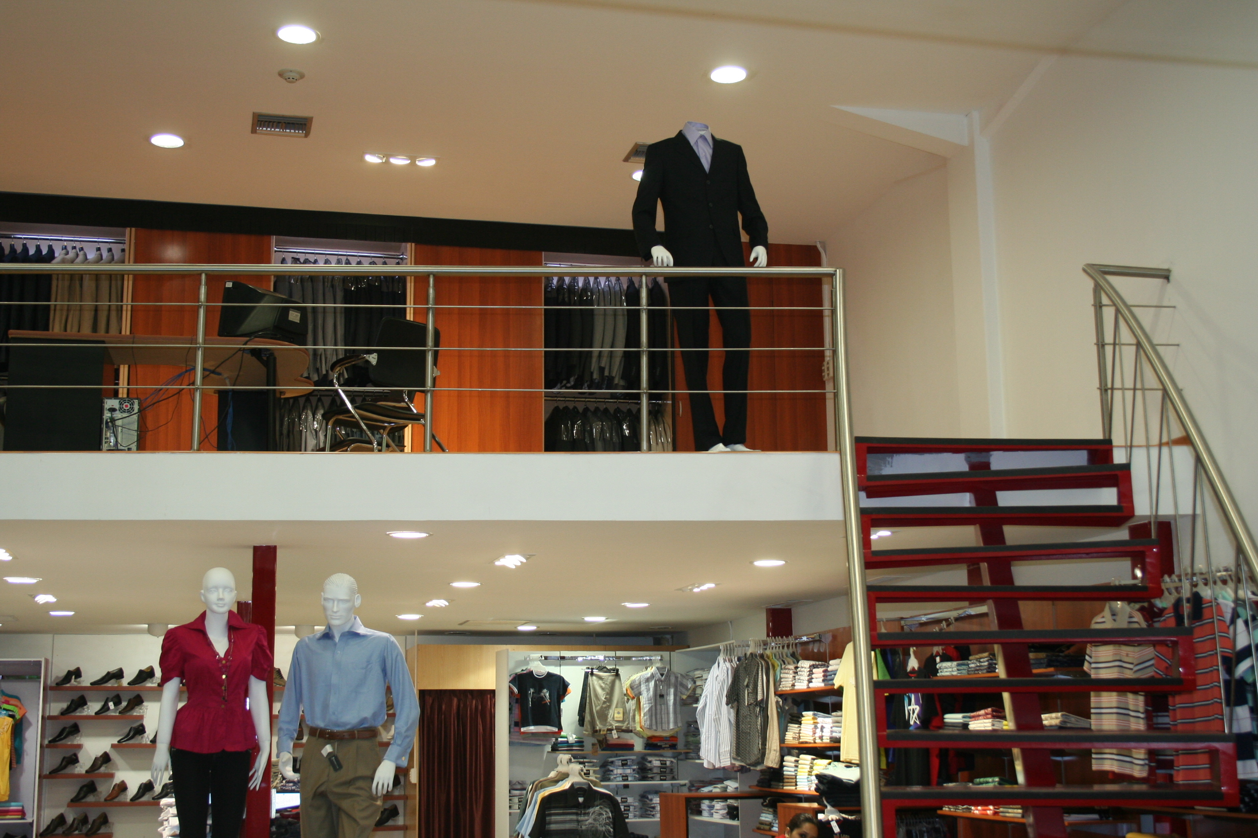 "MONTCLAIR" store. Mall del Sol. by DUNNARQ / Aleph Arquitectura ...