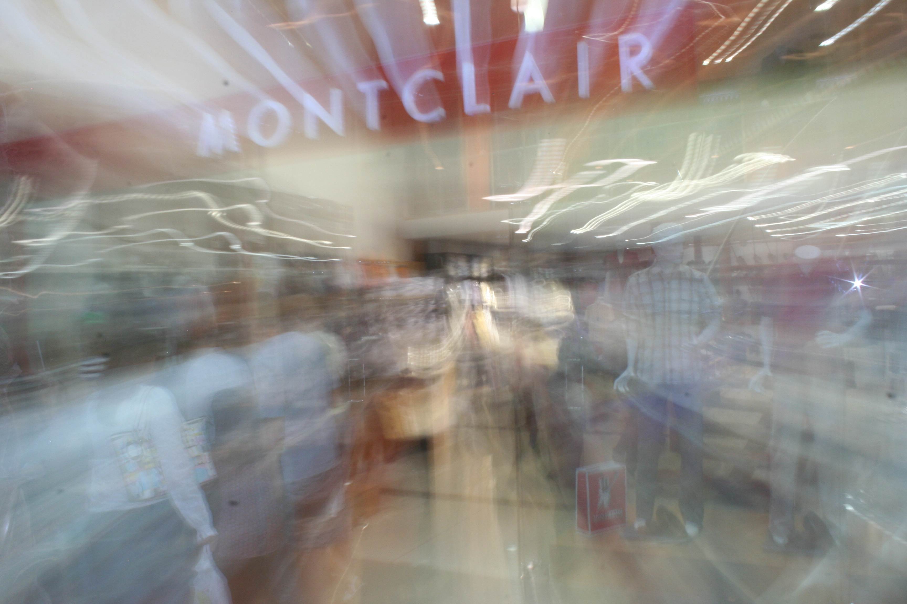 "MONTCLAIR" store. Mall del Sol. by DUNNARQ / Aleph Arquitectura ...