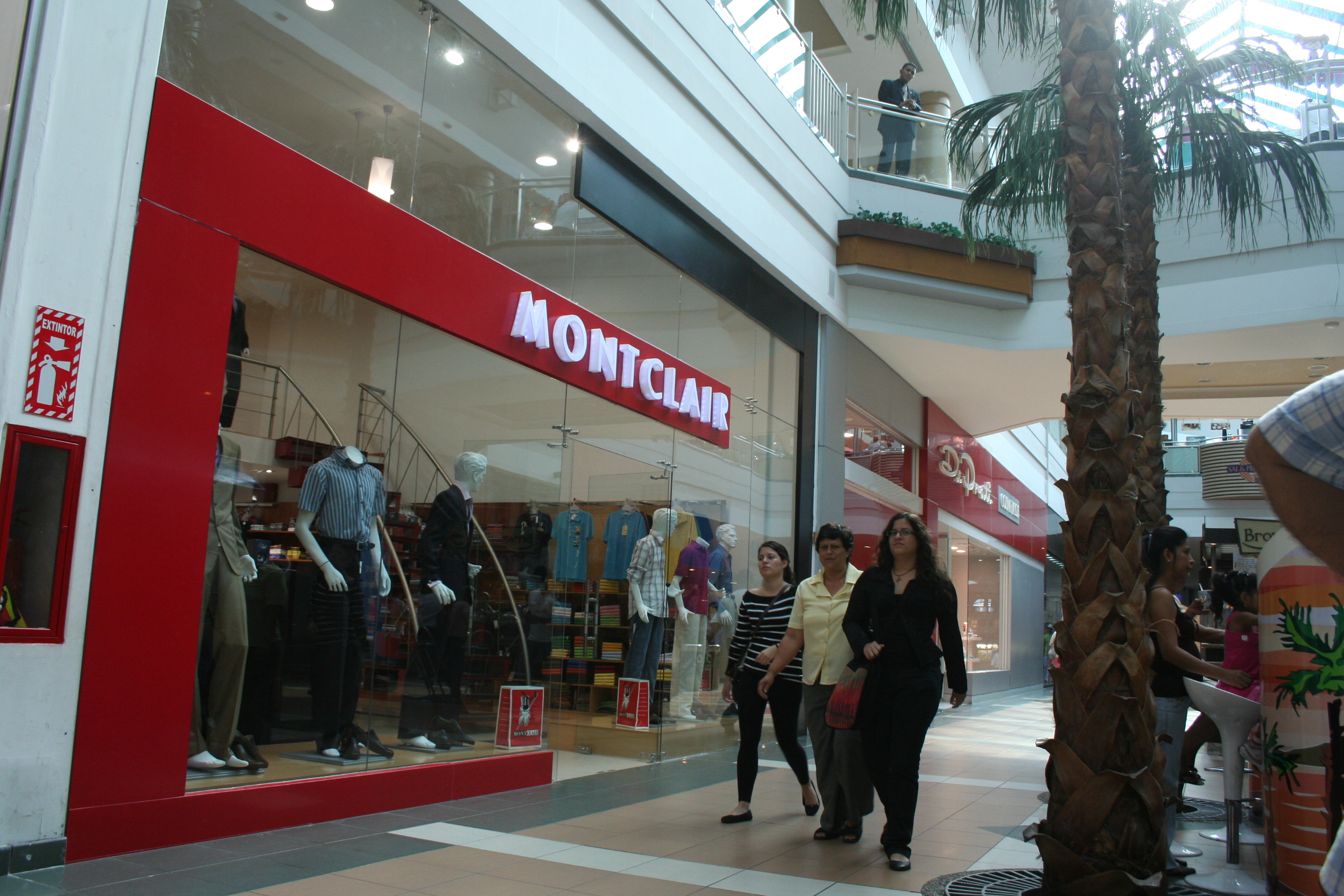 "MONTCLAIR" store. Mall del Sol. by DUNNARQ / Aleph Arquitectura ...