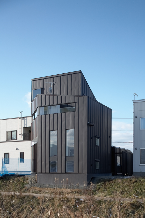 The topographic house by Akasaka Shinichiro Atelier - Architizer