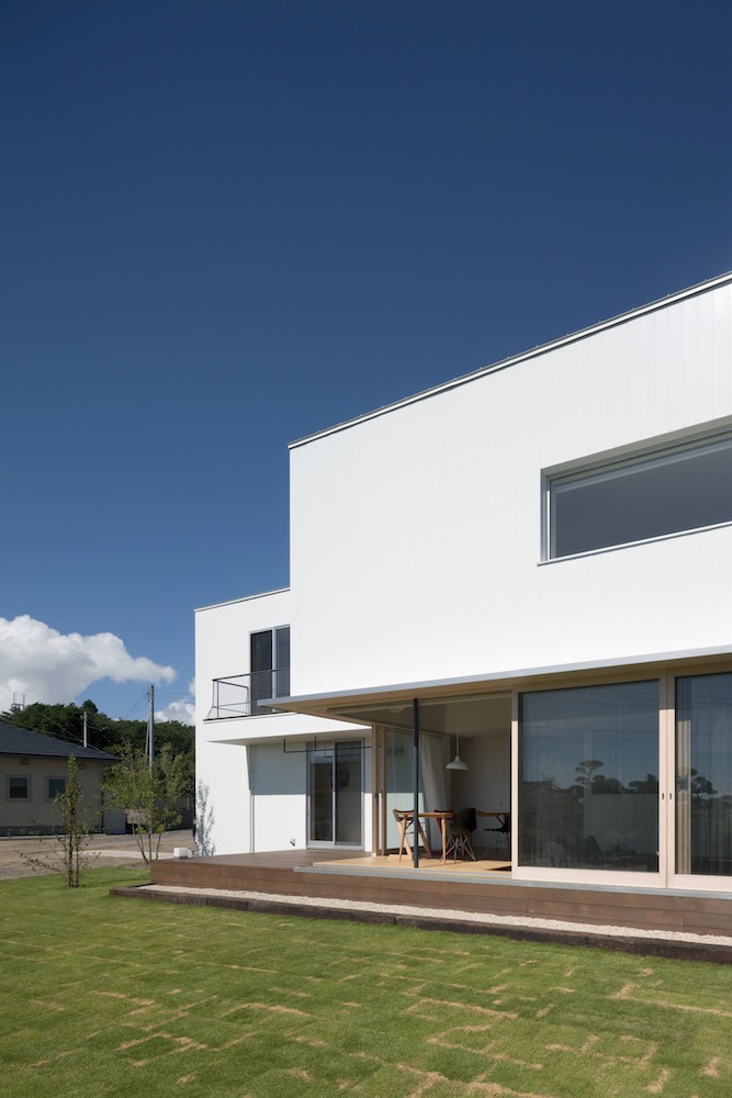 House With a Large Hipped Roof by Naoi Architecture & Design Office ...